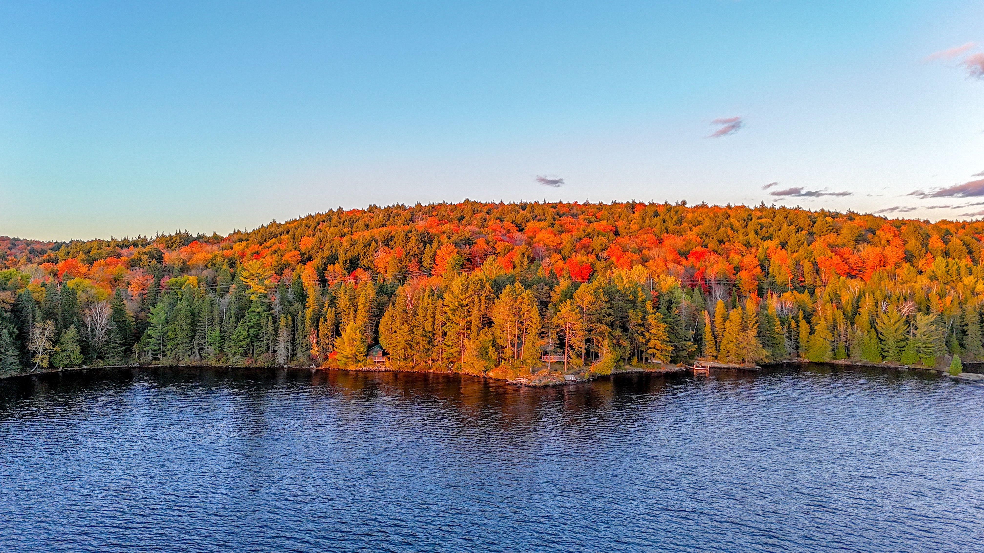 Scenic Autumn Foliage Overlook at Tranquil Lake · Free Stock Photo