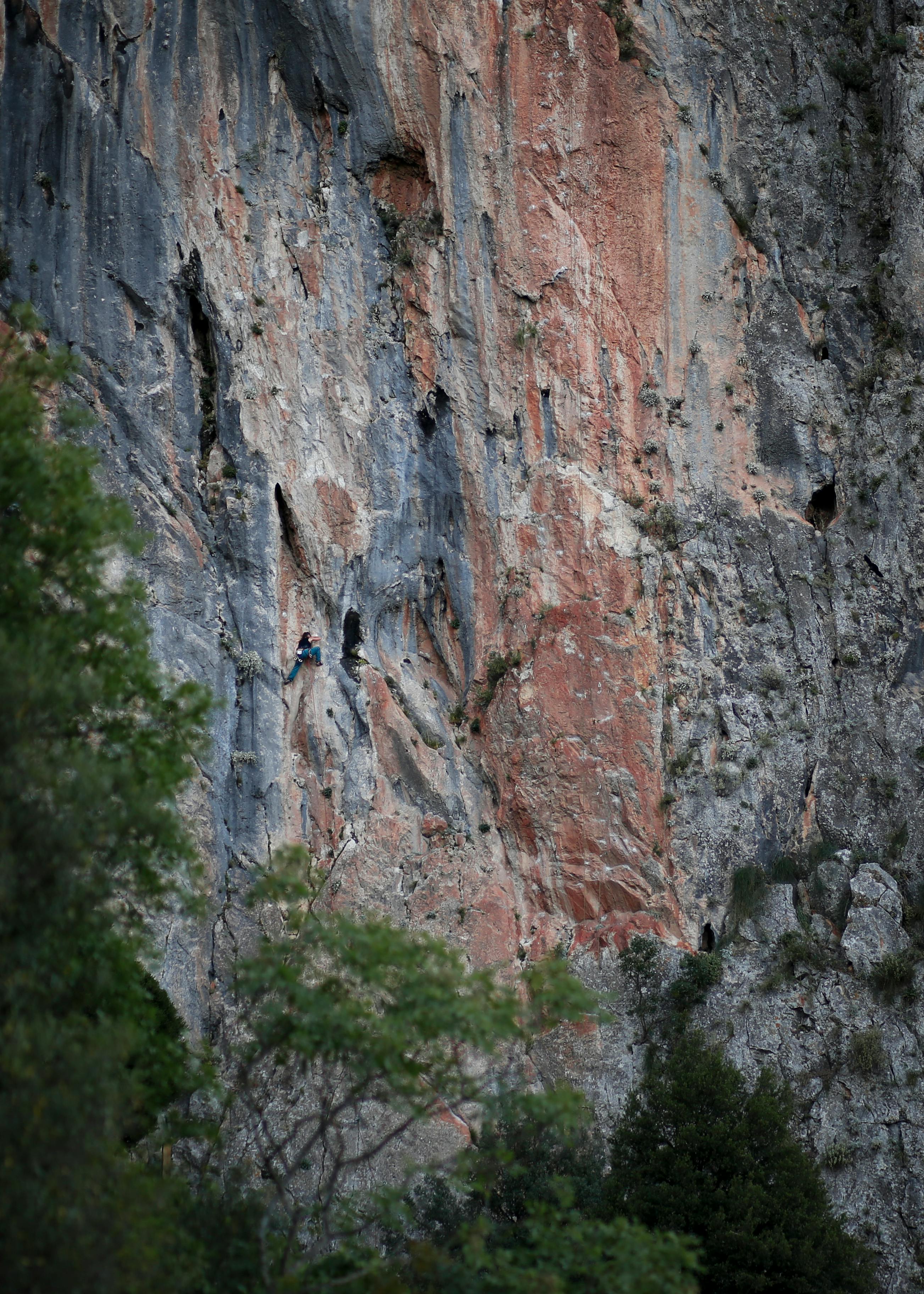 Dramatic Rock Climbing on Rugged Cliff Face · Free Stock Photo