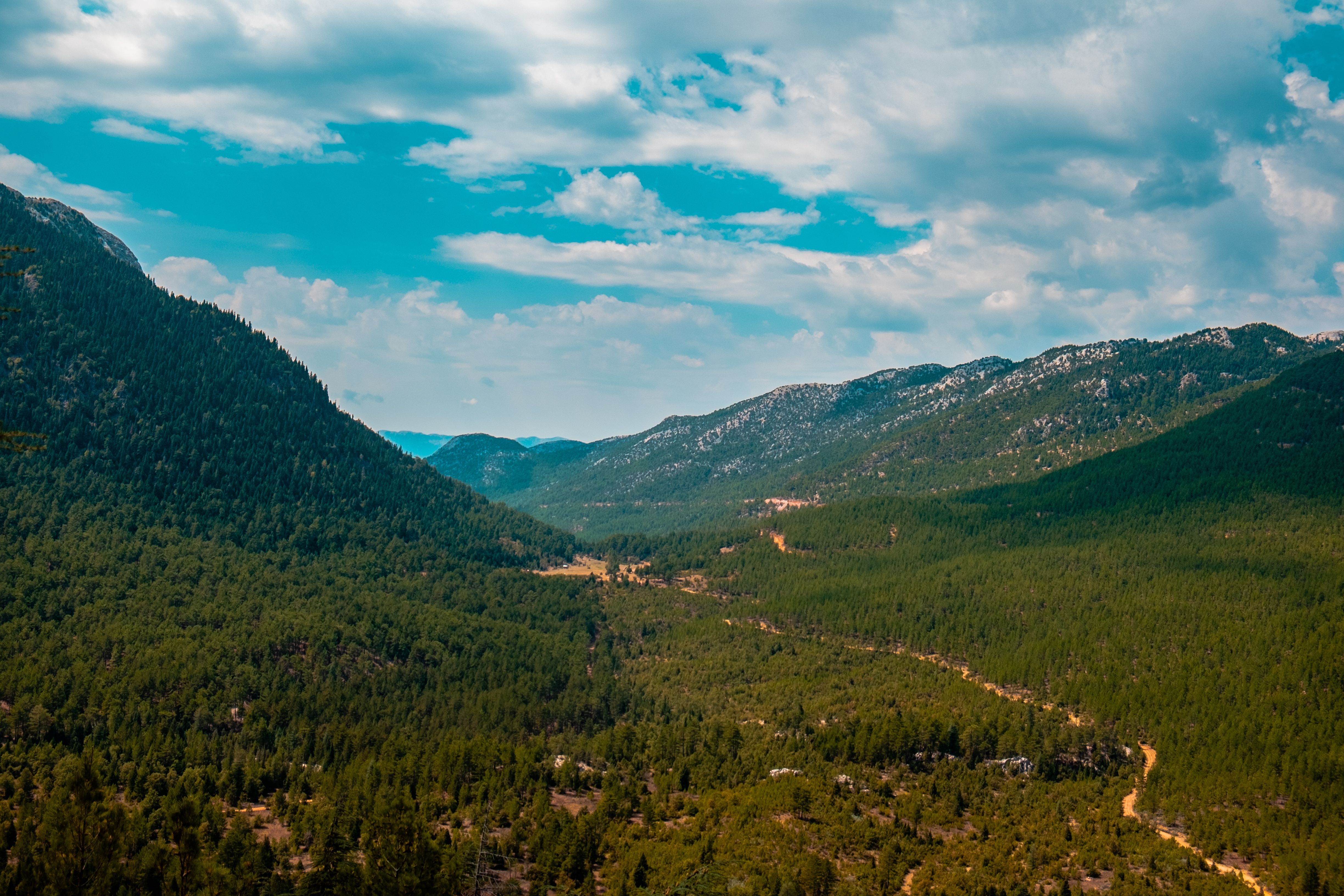 Scenic Mountain Valley Landscape View · Free Stock Photo
