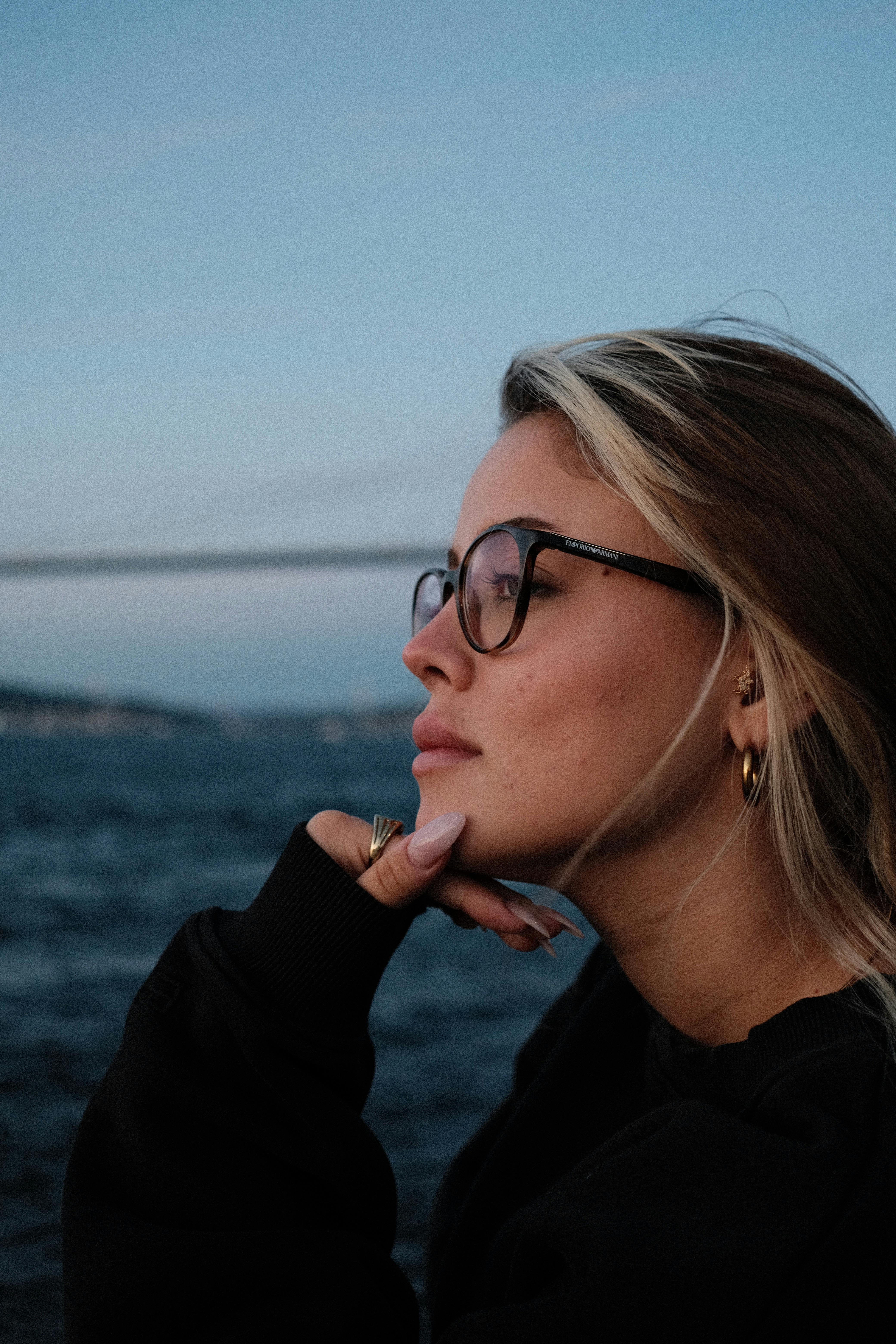 Mujer Pensativa Reflexionando Junto Al Océano · Foto de stock gratuita
