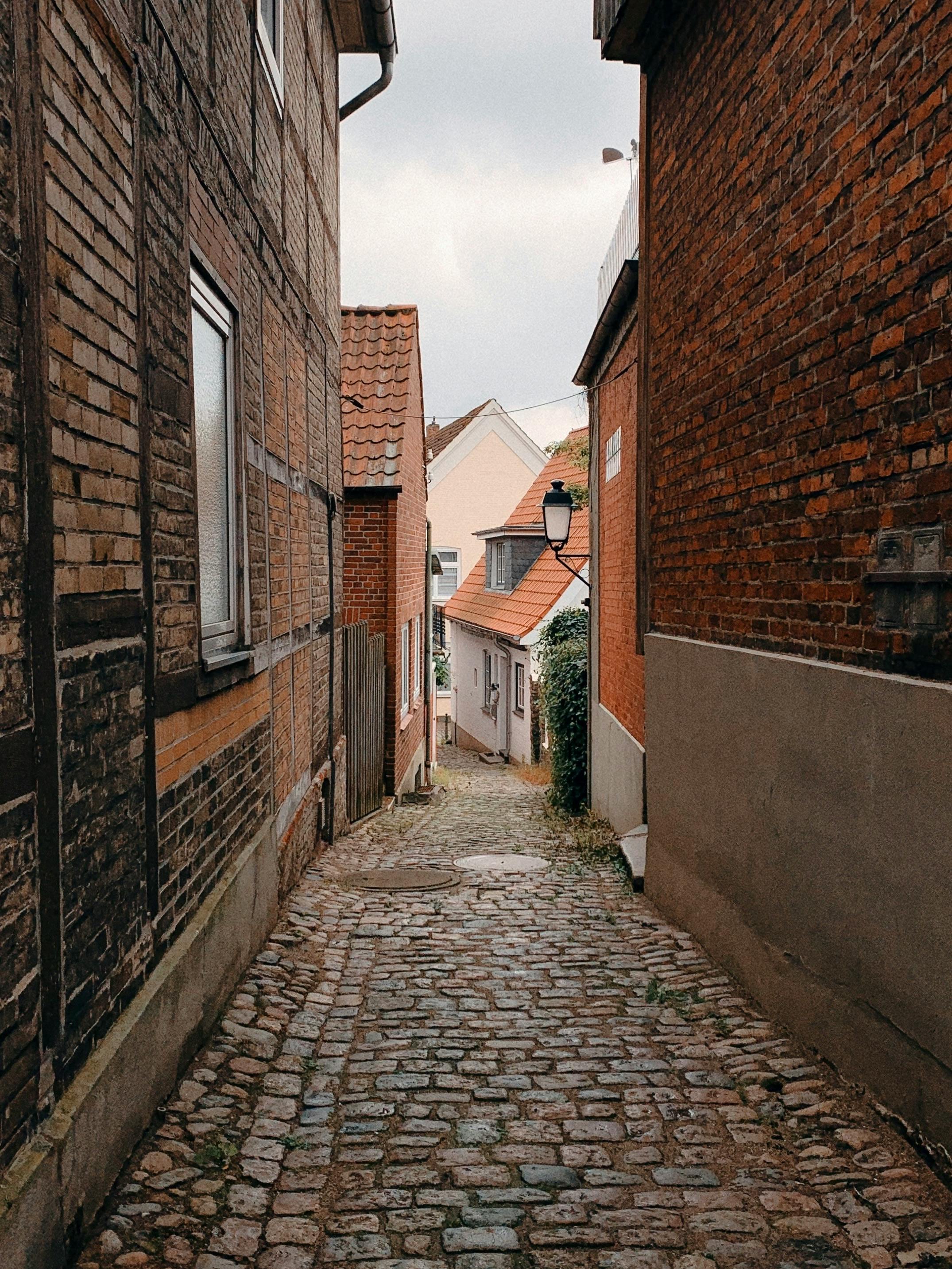 Charming Alleyway in Plön's Old Town · Free Stock Photo