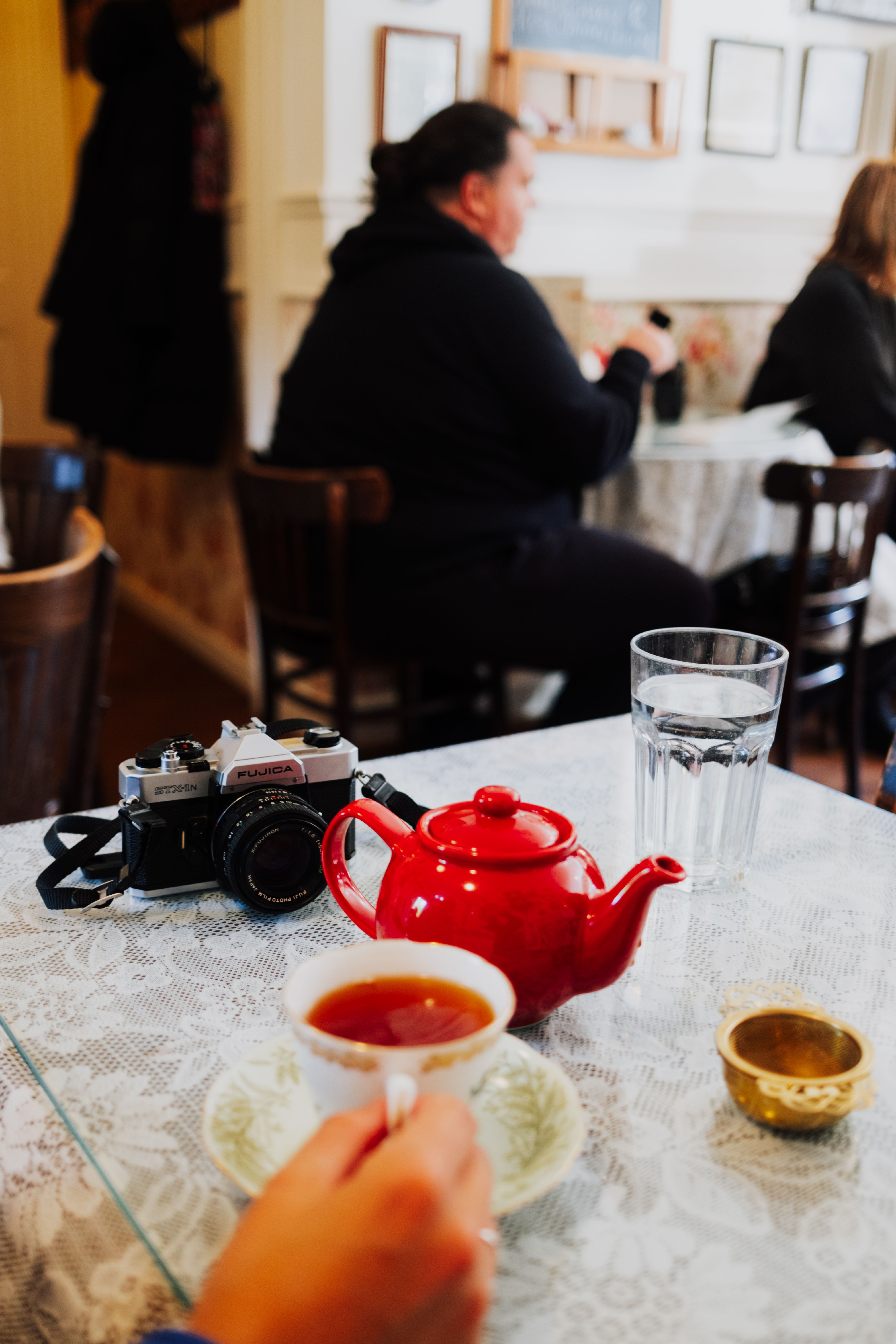 Cena De Café Aconchegante Com Chá E Câmera Vintage · Foto profissional ...