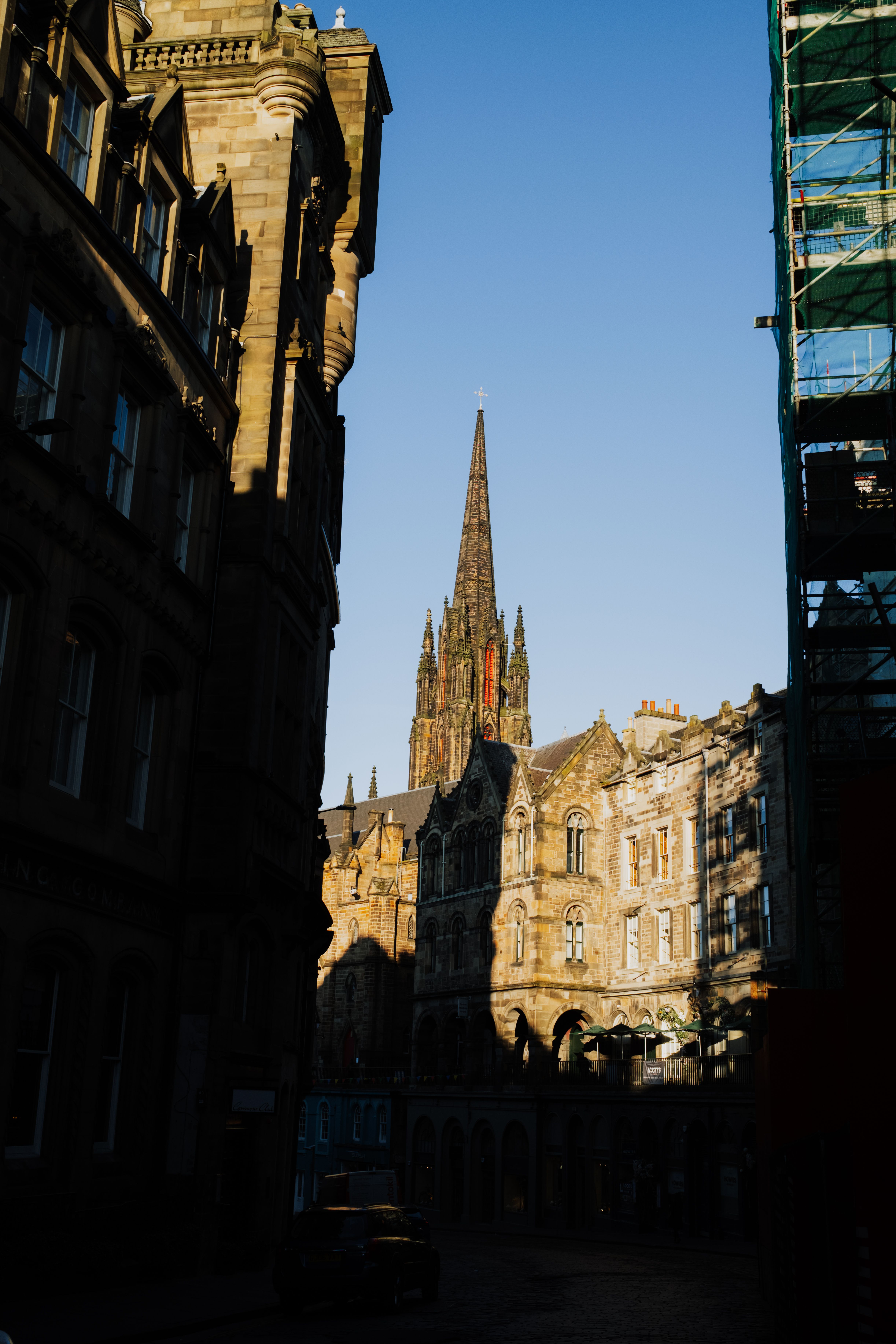 Historic Edinburgh Street with Spire at Dusk · Free Stock Photo