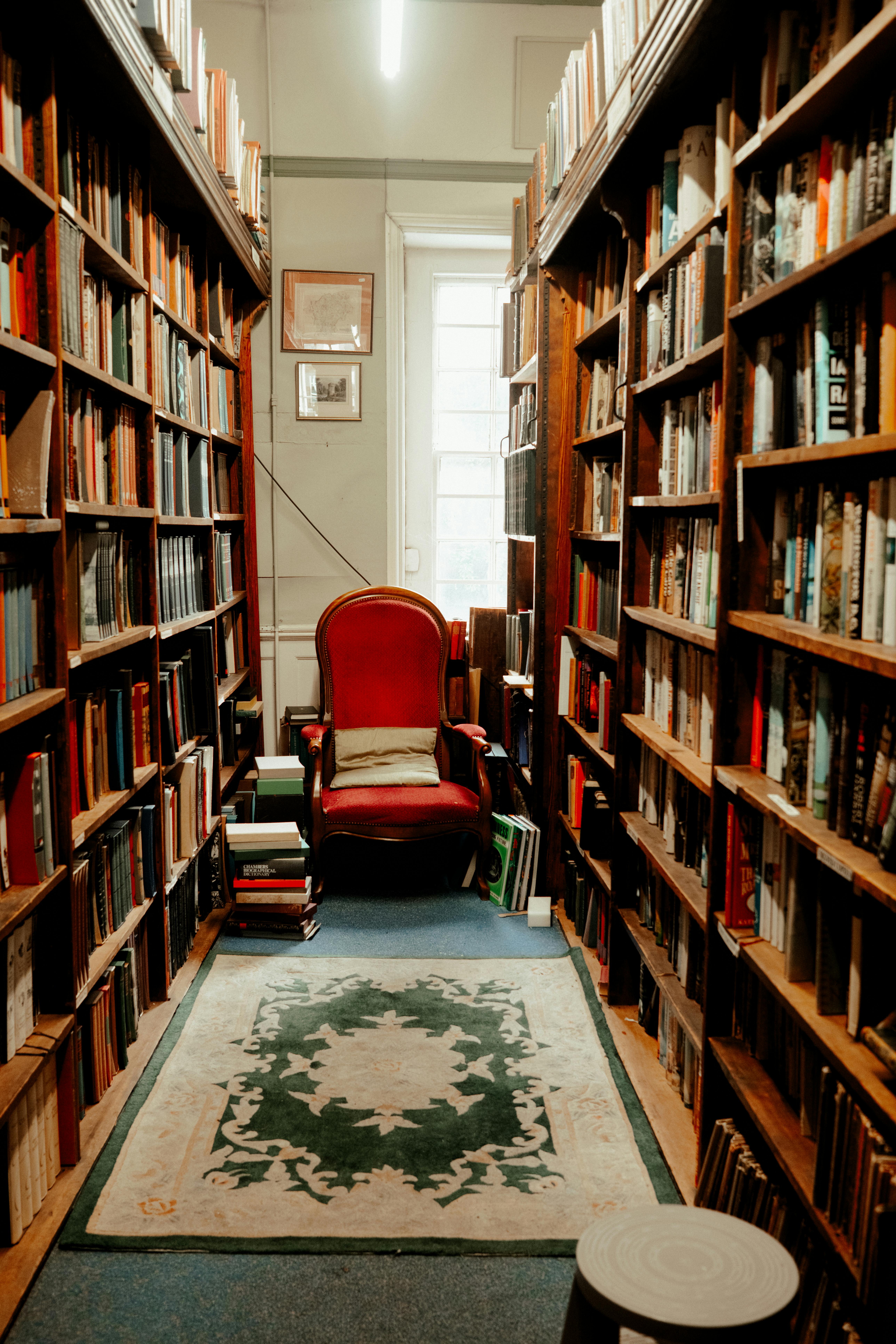 Cozy Vintage Library Room with Bookshelves · Free Stock Photo