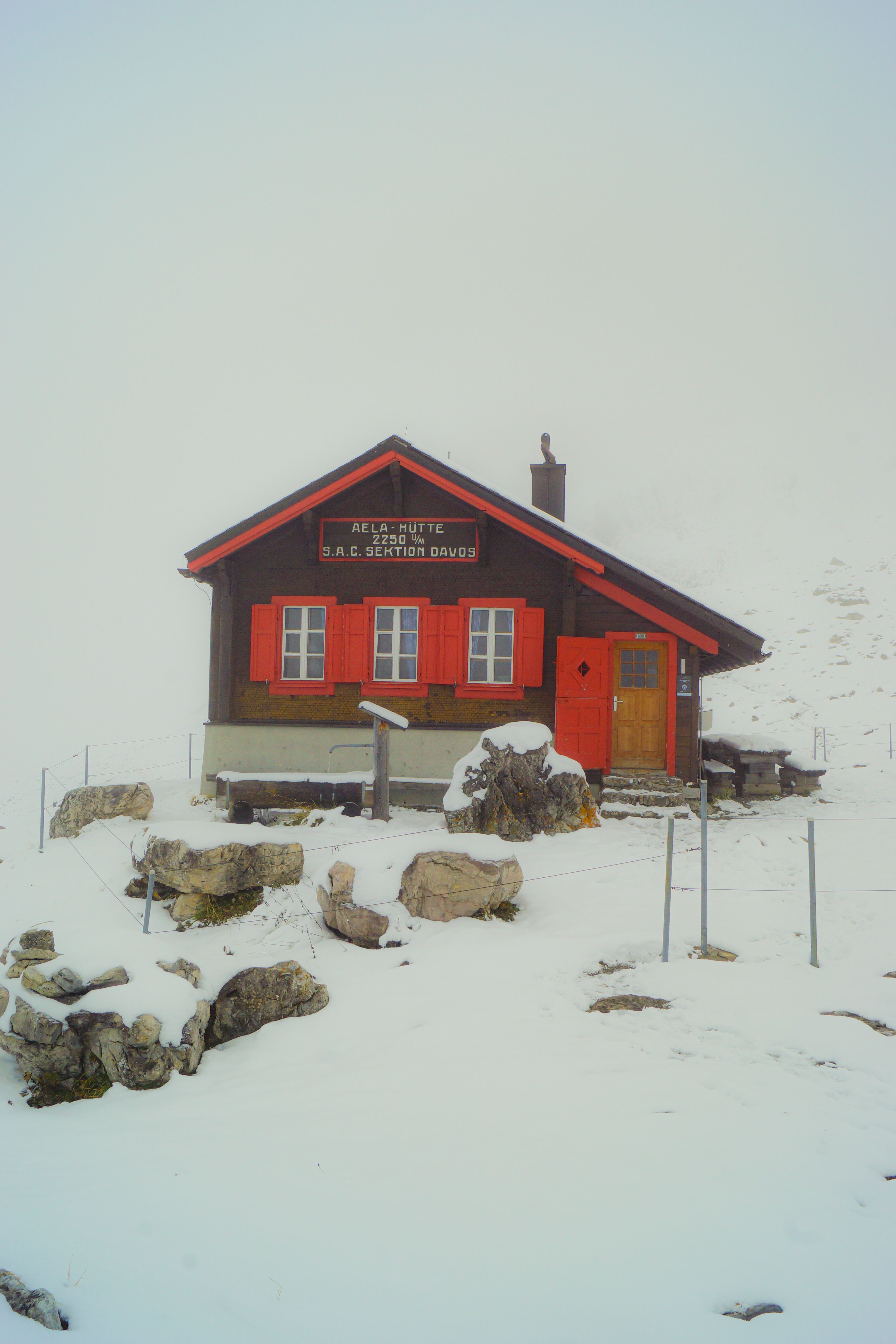 Refugio Alpino En Las Montañas Nevadas De Suiza · Foto de stock gratuita