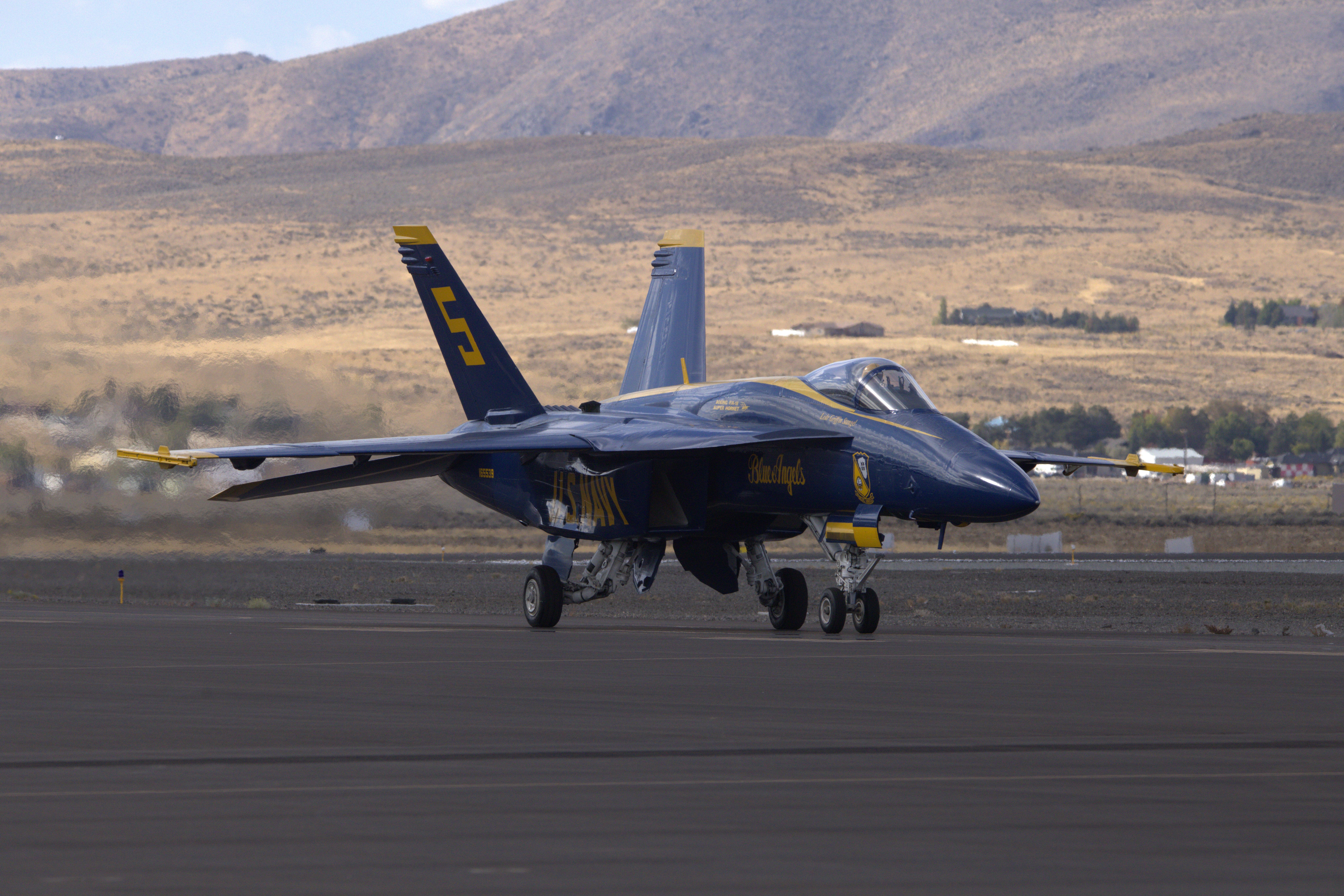 Avião De Caça Blue Jet Na Pista · Foto profissional gratuita