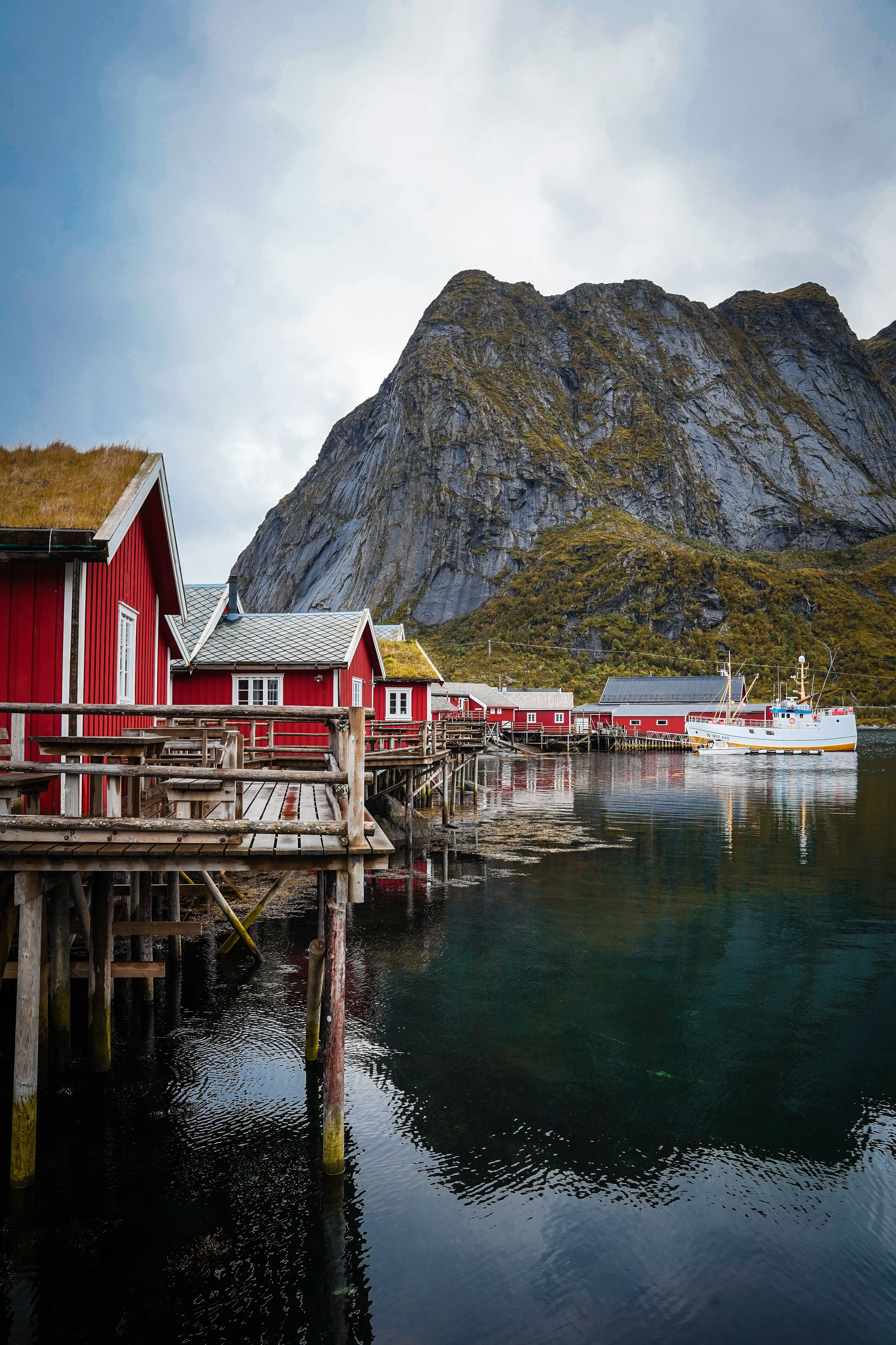 Scenic Red Cabins on Norwegian Fjord with Mountain View · Free Stock Photo