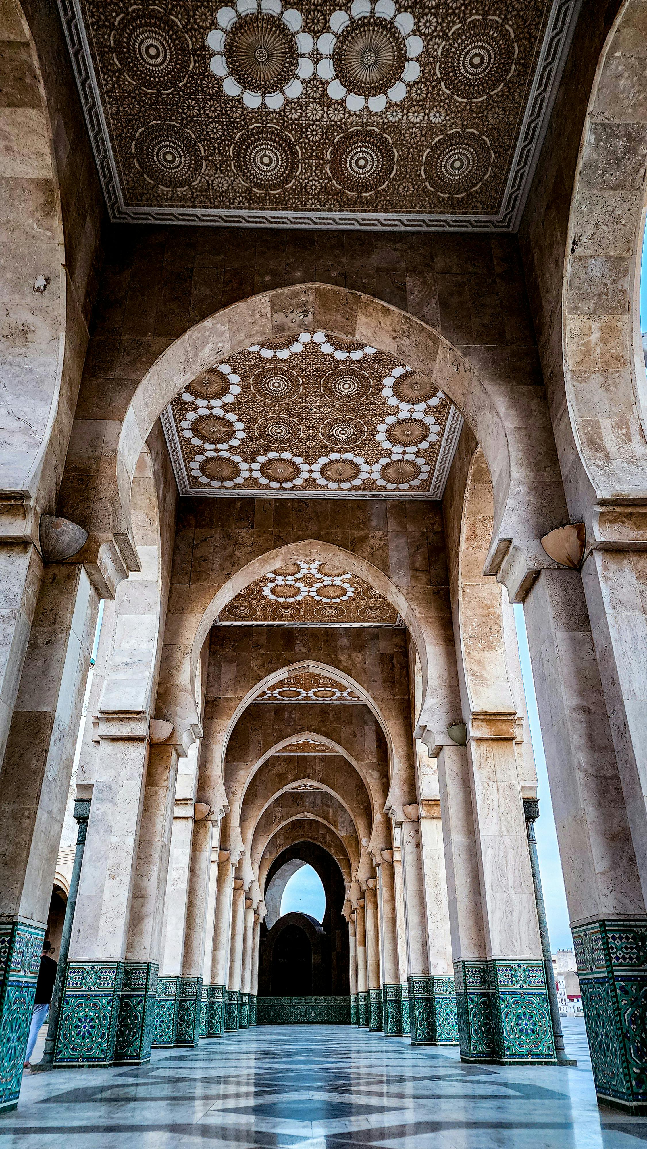 Intricate Islamic Architecture Arched Walkway · Free Stock Photo