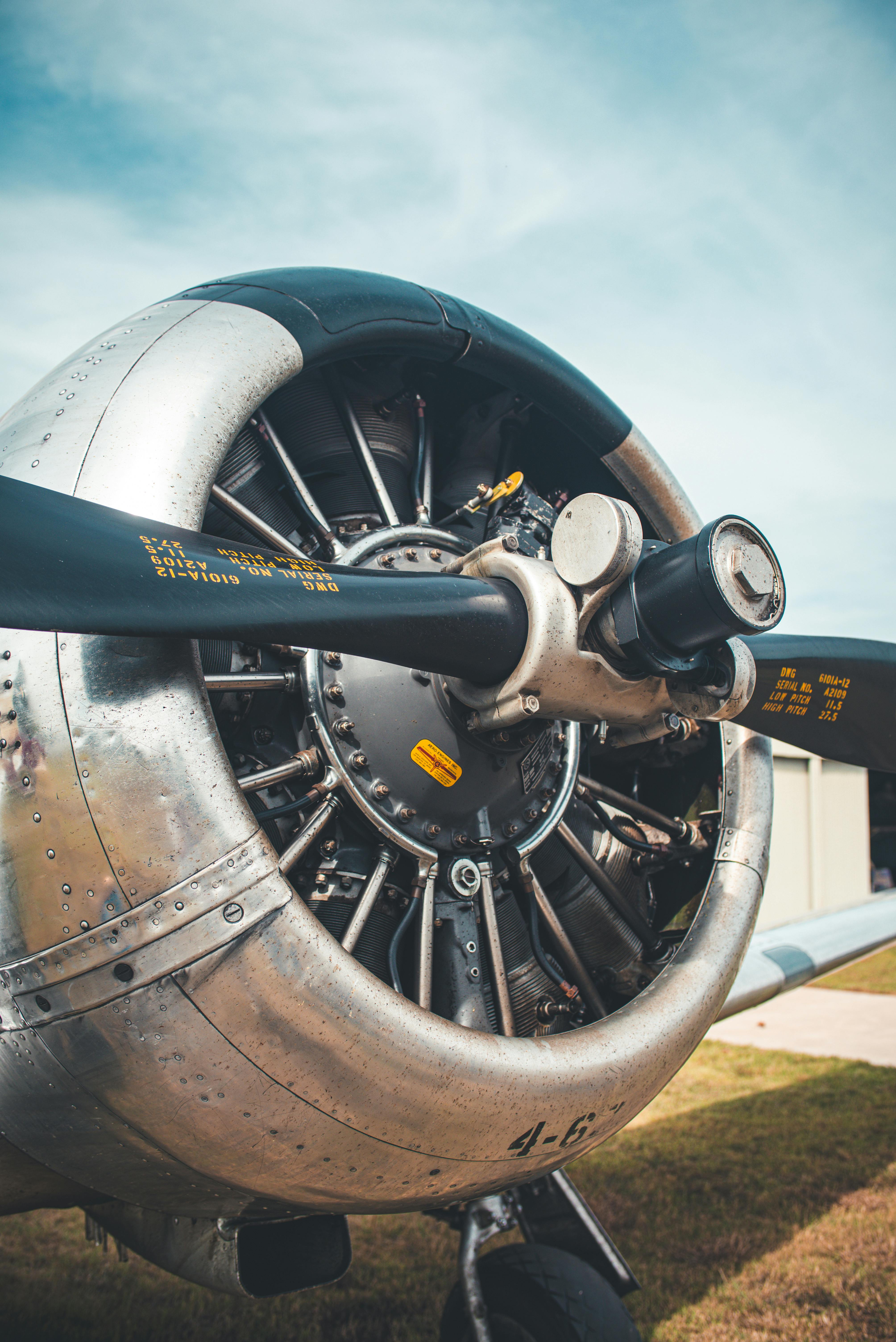 Close-up View of Vintage Aircraft Propeller · Free Stock Photo