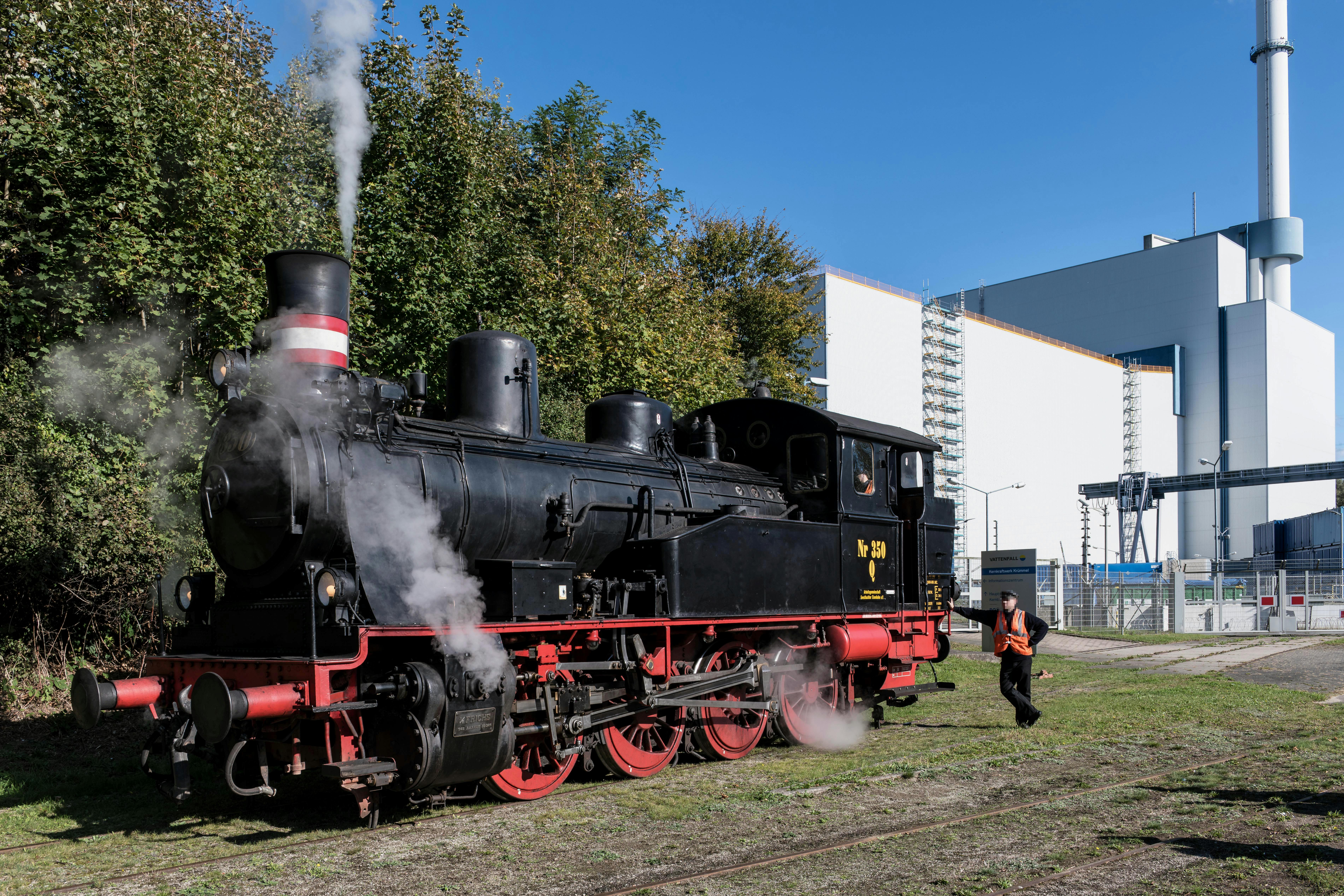 Black and Red Metal Train · Free Stock Photo