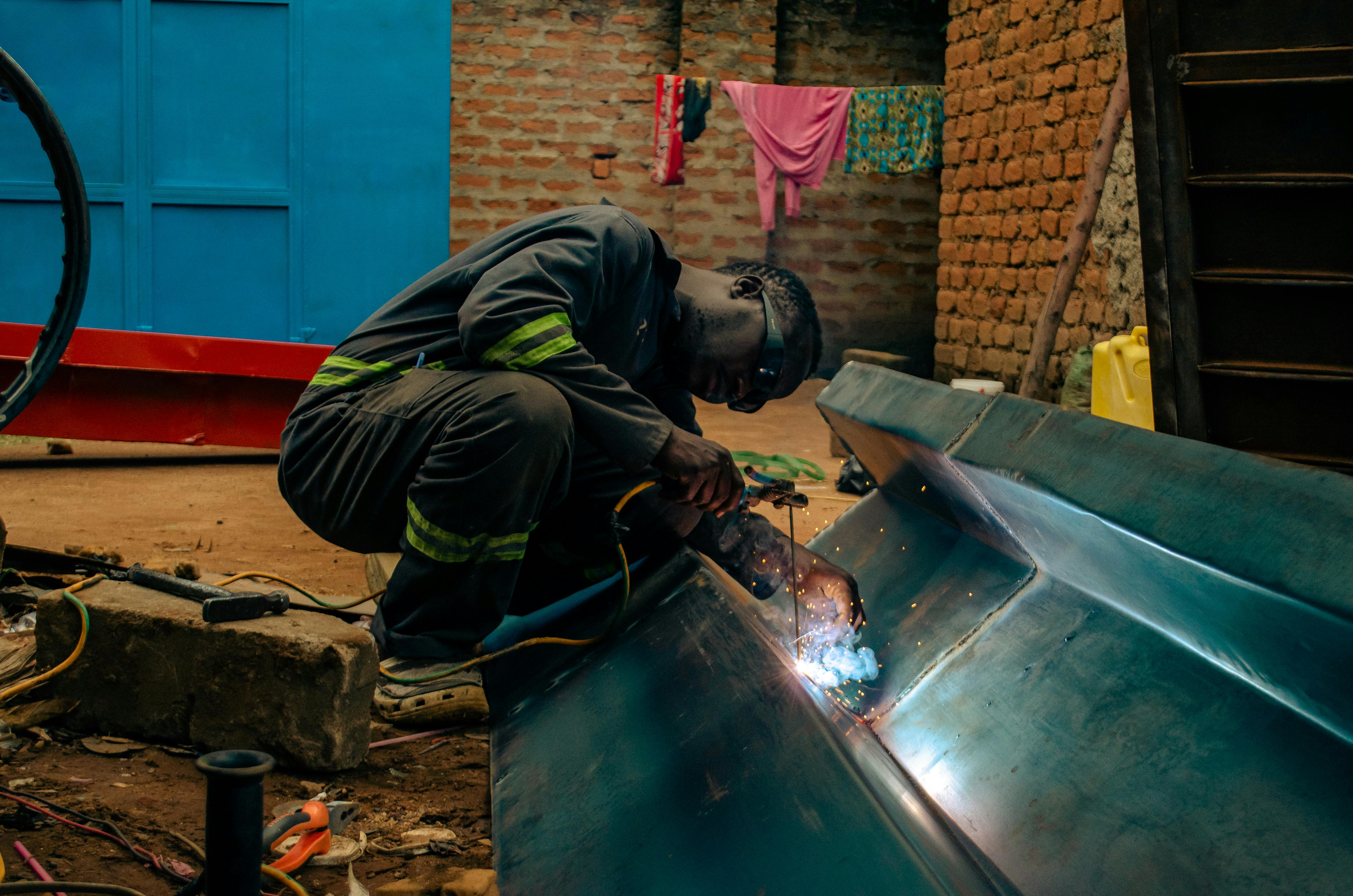 Tukang Las Bekerja Di Bengkel Logam Dengan Pengelasan Busur · Foto Stok ...