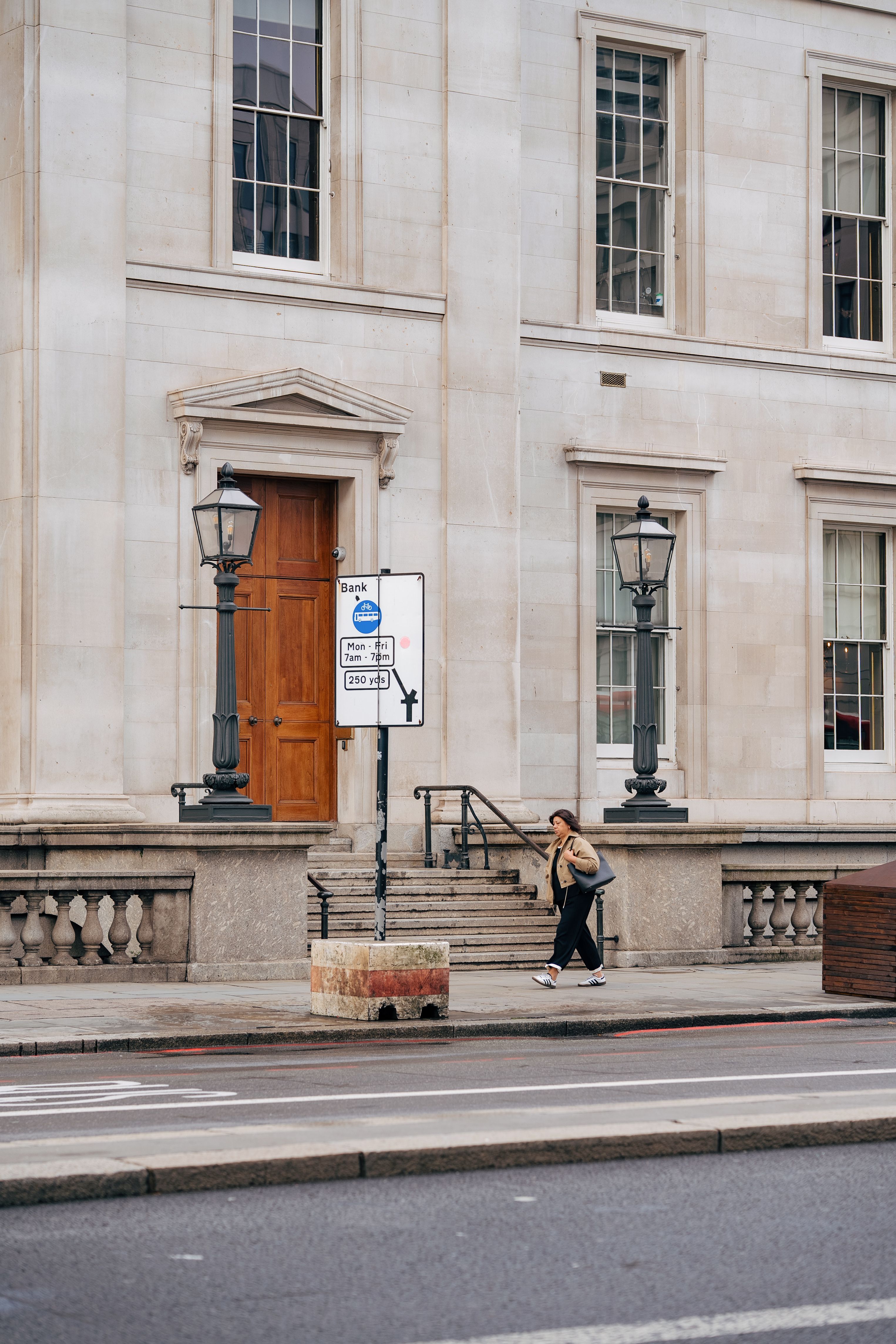 Urban Street Scene with Classic Building Facade · Free Stock Photo