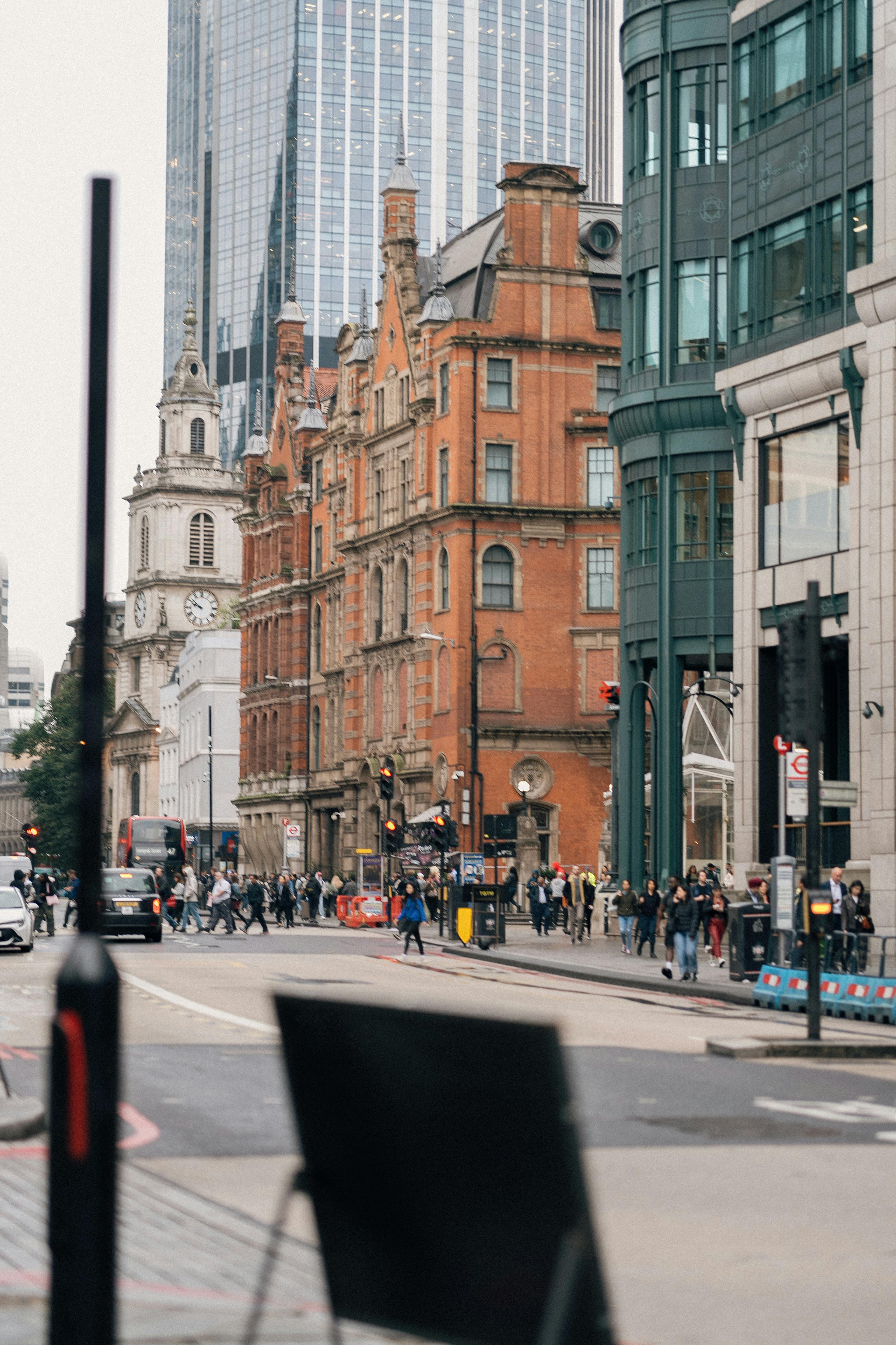 Bustling London Street with Historic Architecture · Free Stock Photo