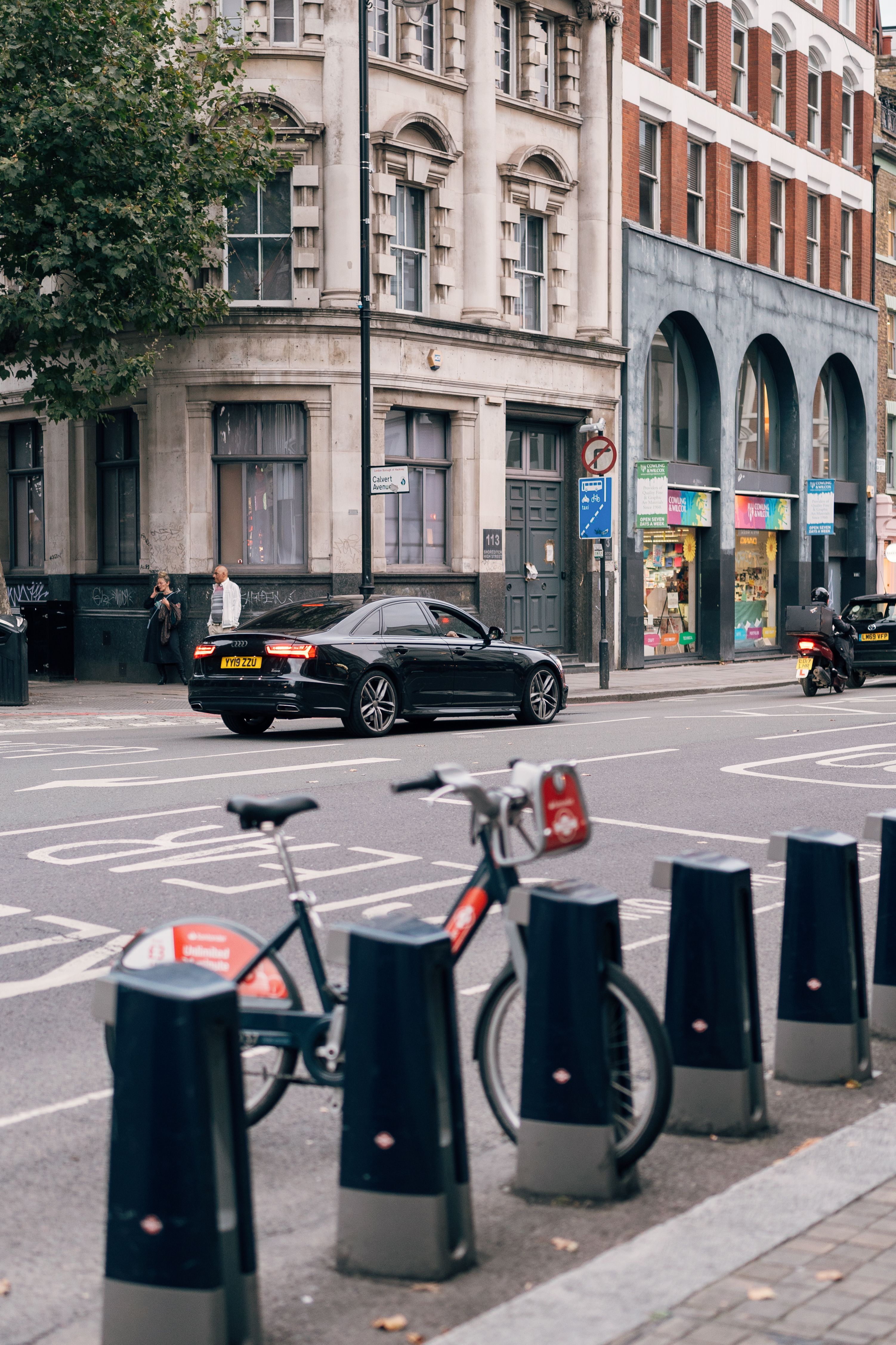 City Street View with Bicycles and Cars · Free Stock Photo