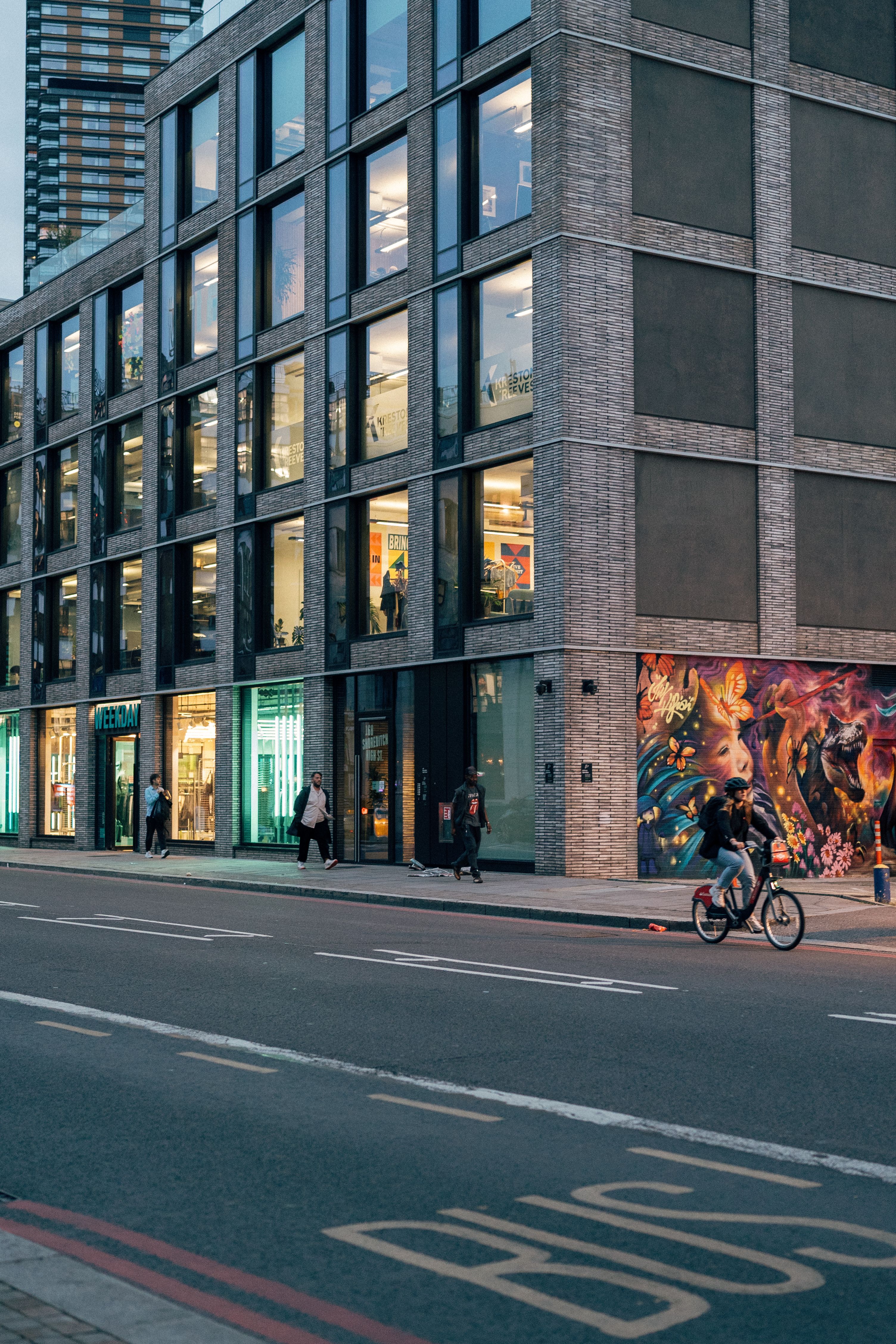 Urban Street View with Modern Architecture · Free Stock Photo