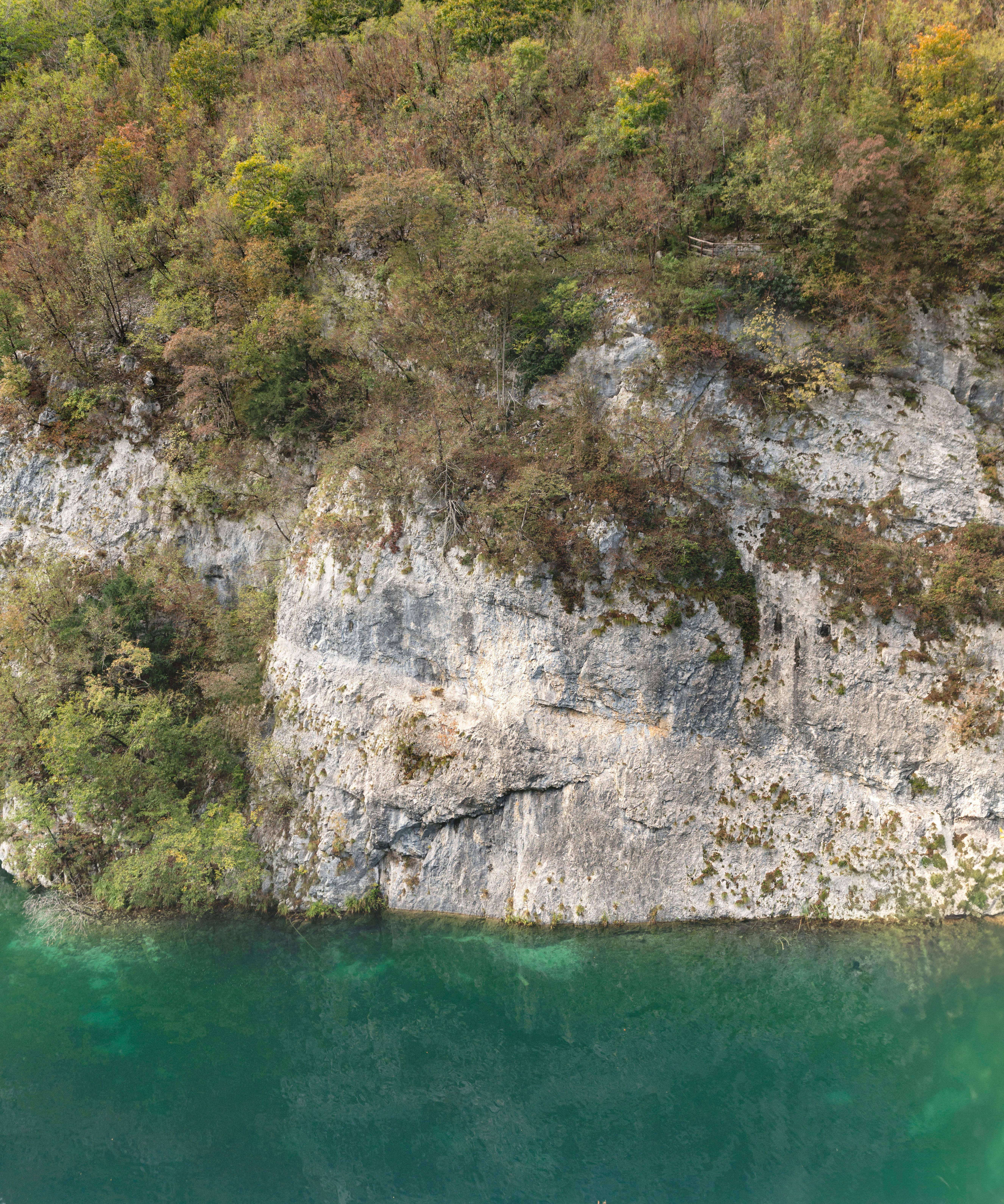 Scenic Cliffside View with Emerald Green Lake · Free Stock Photo