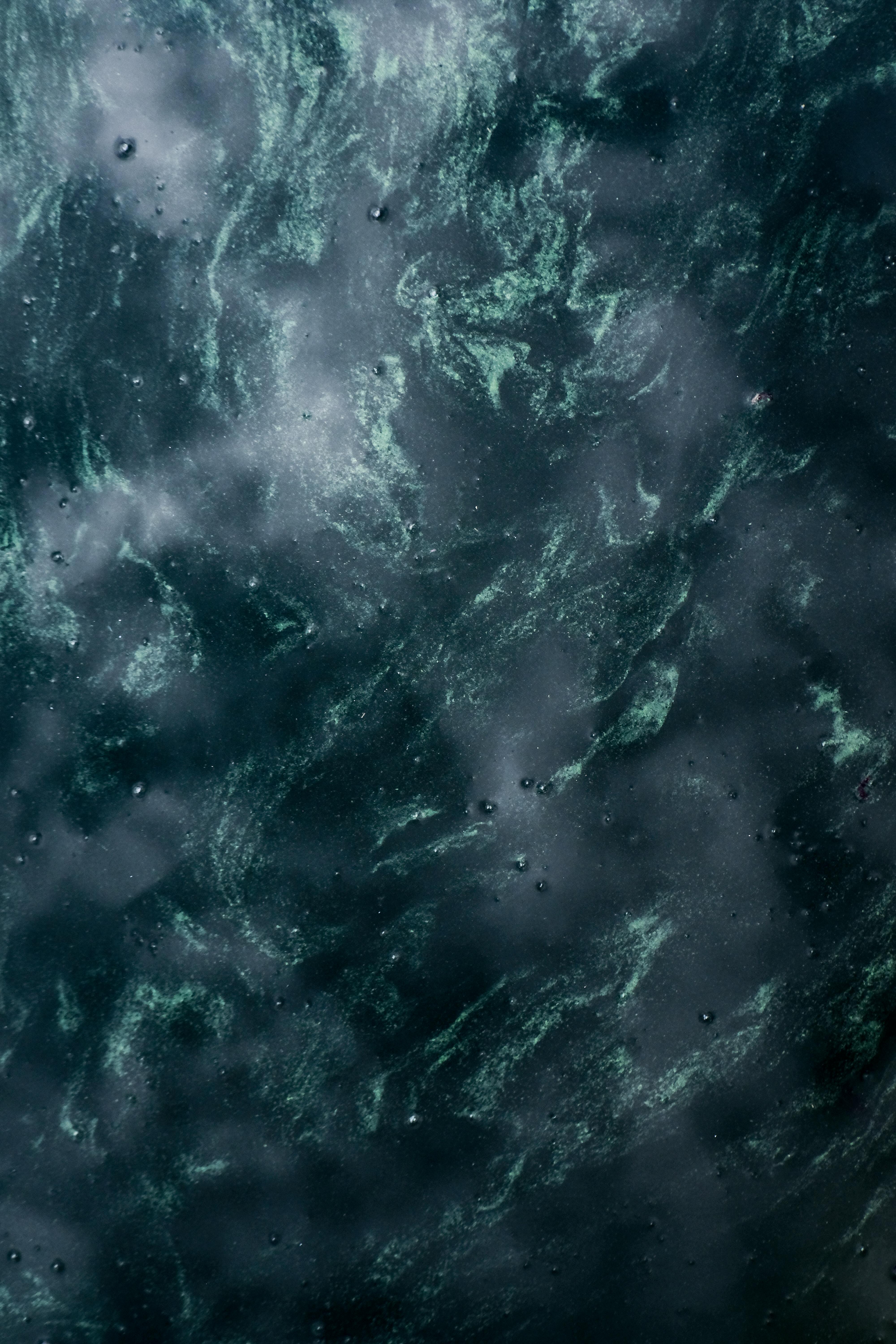 Abstract Dark Water Surface with Light Patterns · Free Stock Photo