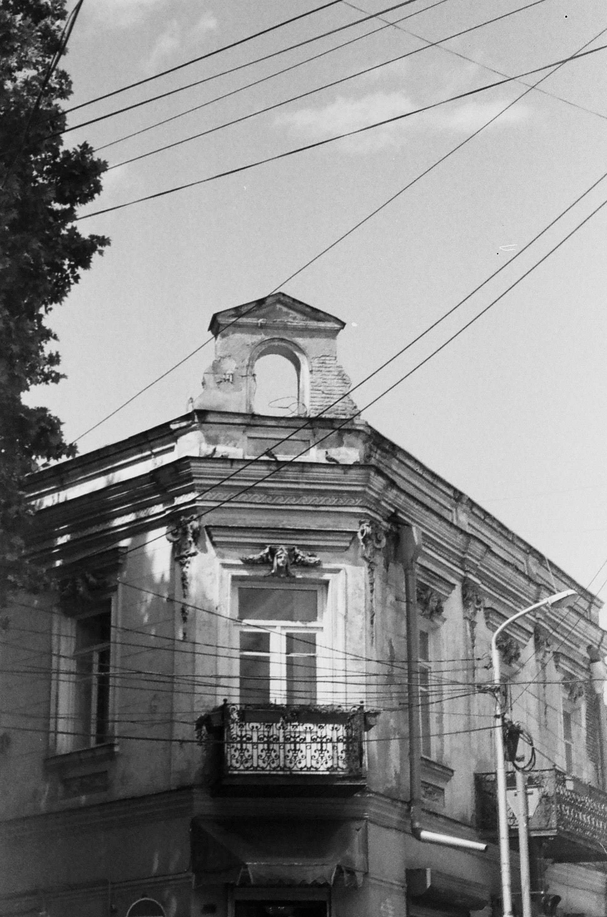 Vintage European Street Corner Architecture · Free Stock Photo