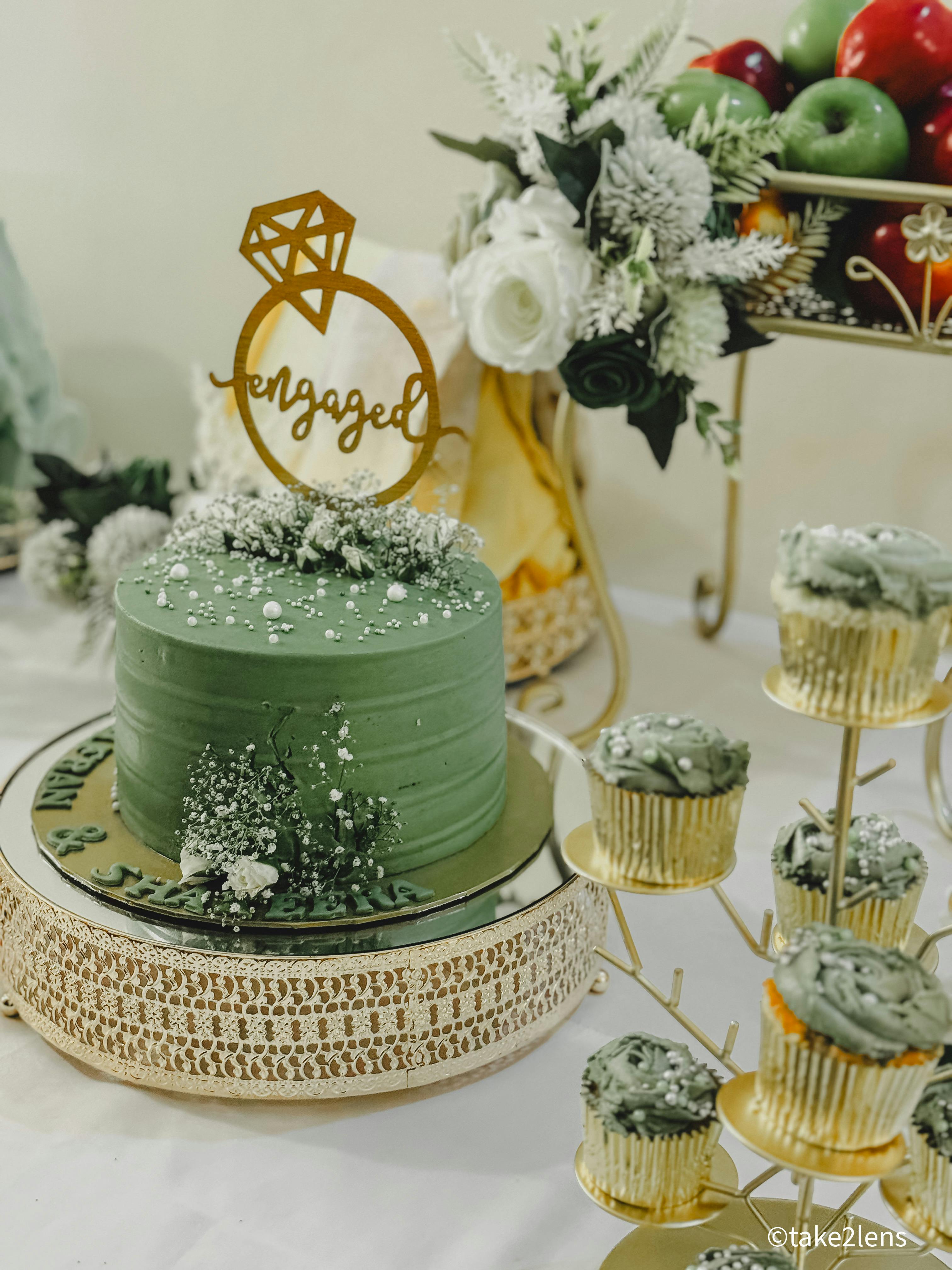 Elegante Presentación De Pastel De Compromiso De Color Verde En Omán ...