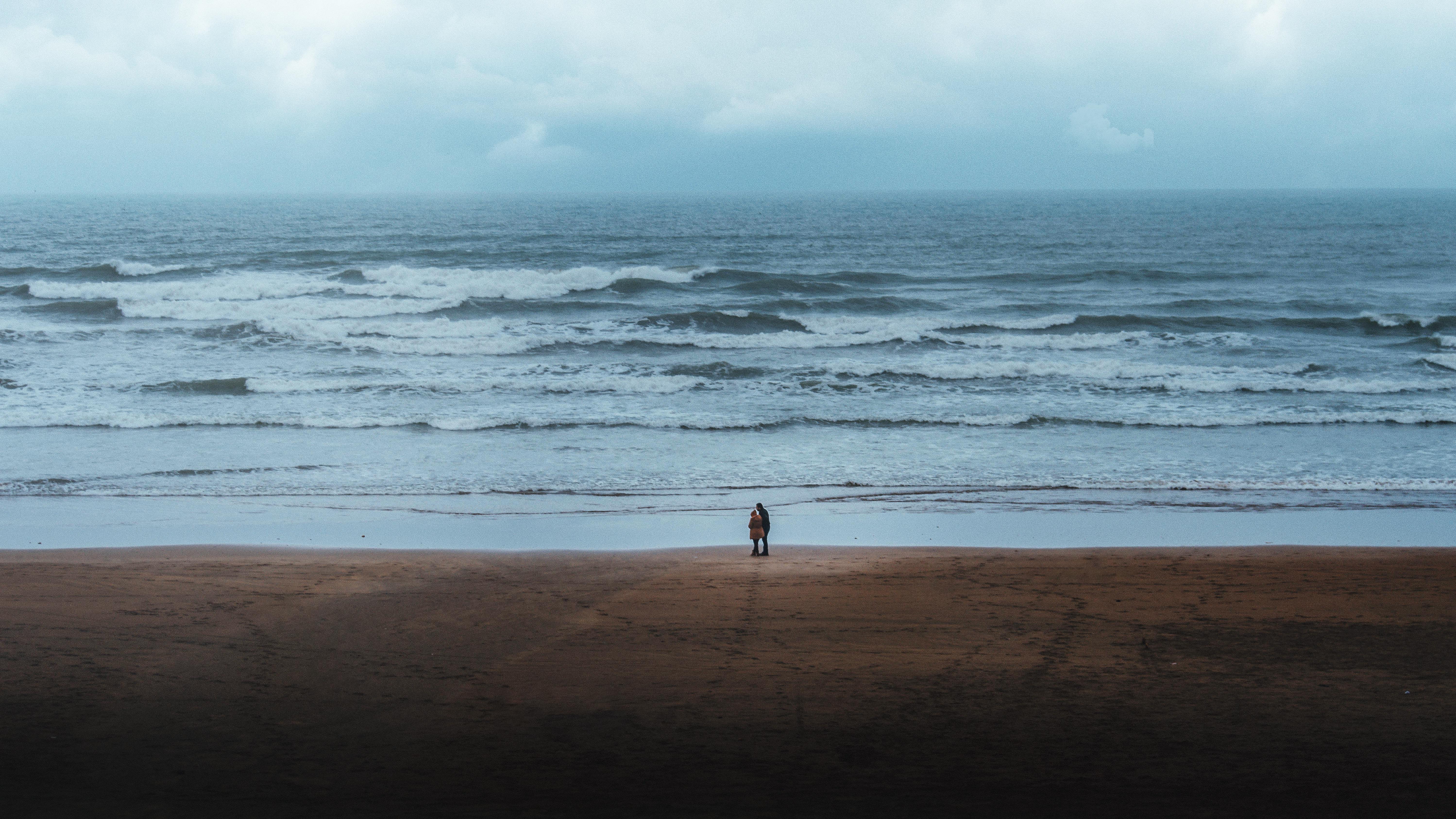 Rustige Wandeling Van Een Stel Op Een Rustig Strand · Gratis stockfoto