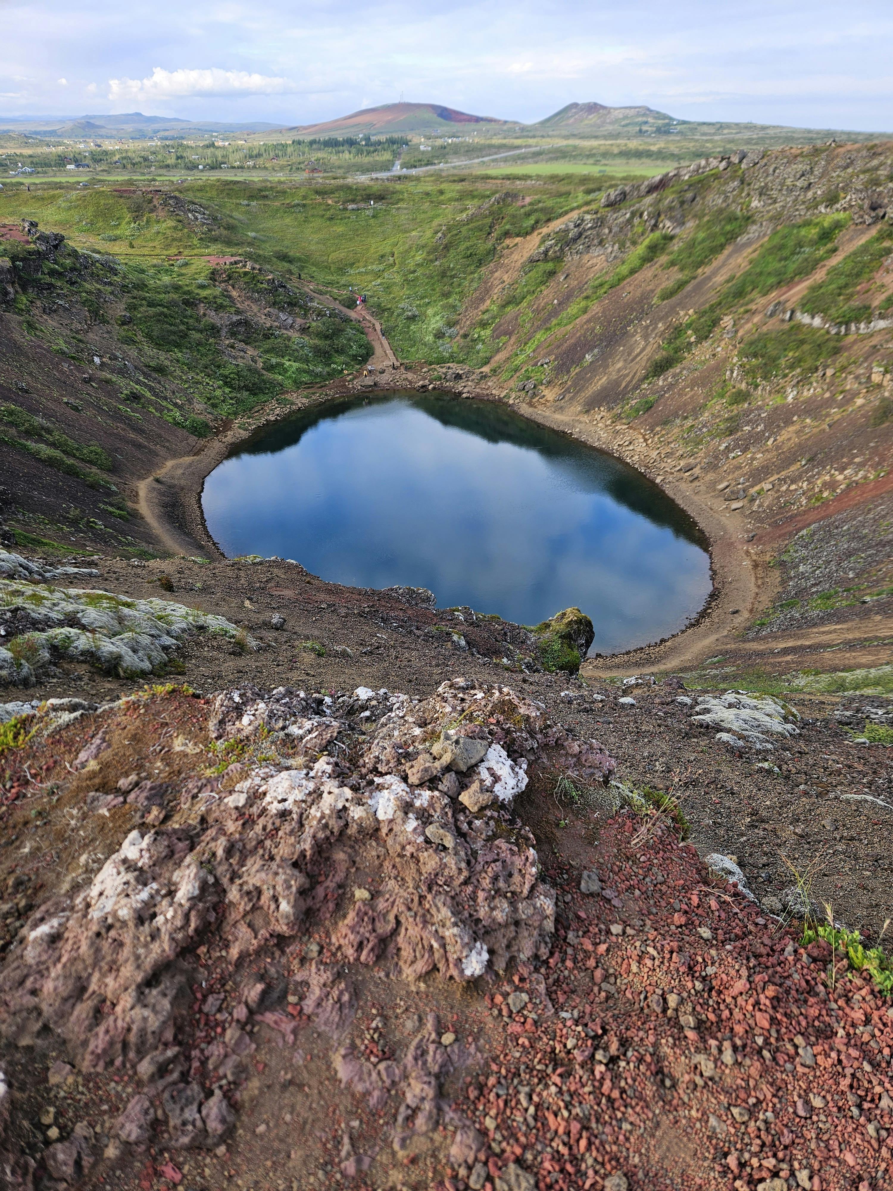 Stunning Kerið Crater Lake in Iceland's Summerscape · Free Stock Photo
