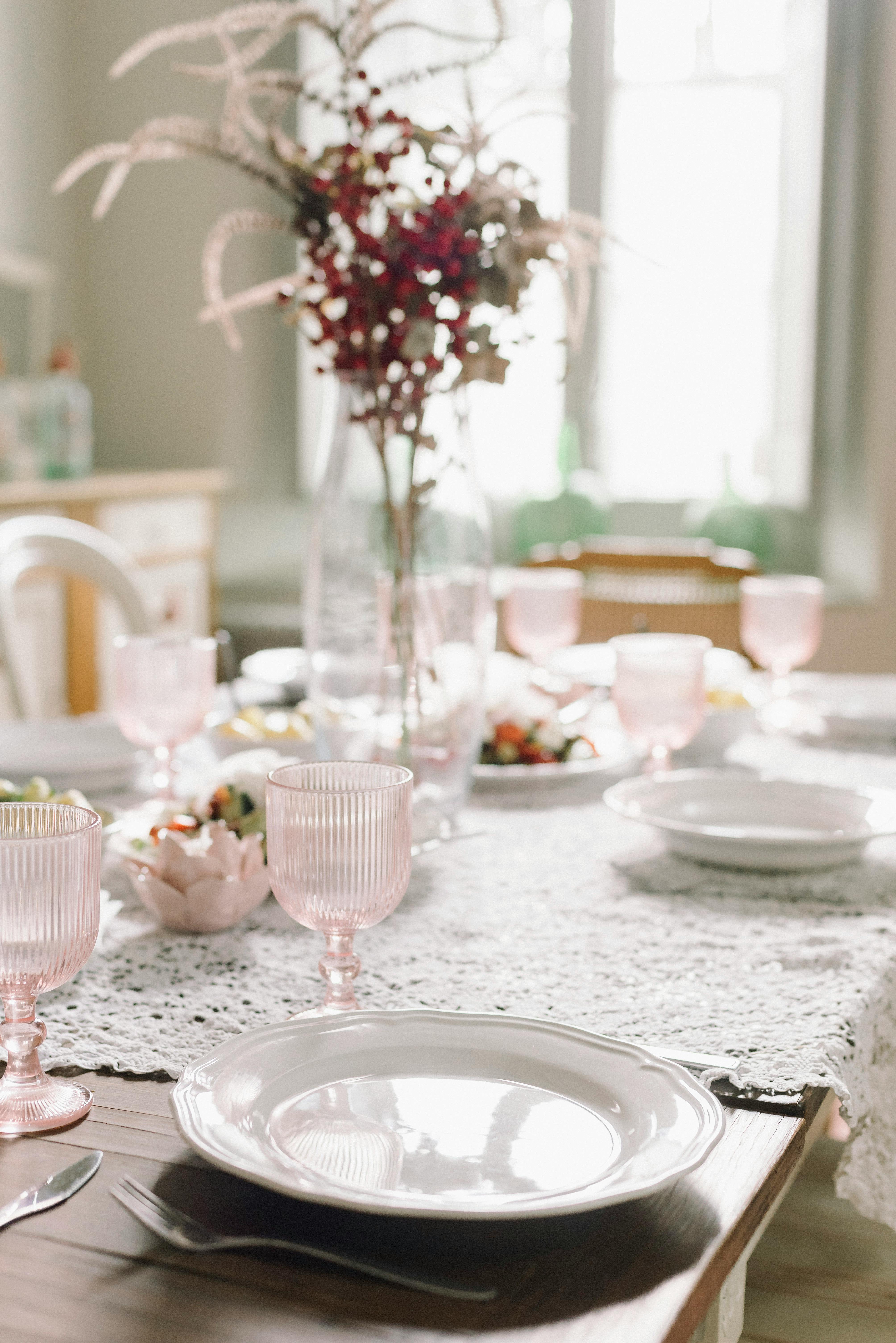 Elegante Mesa Con Suaves Toques En Rosa · Foto de stock gratuita