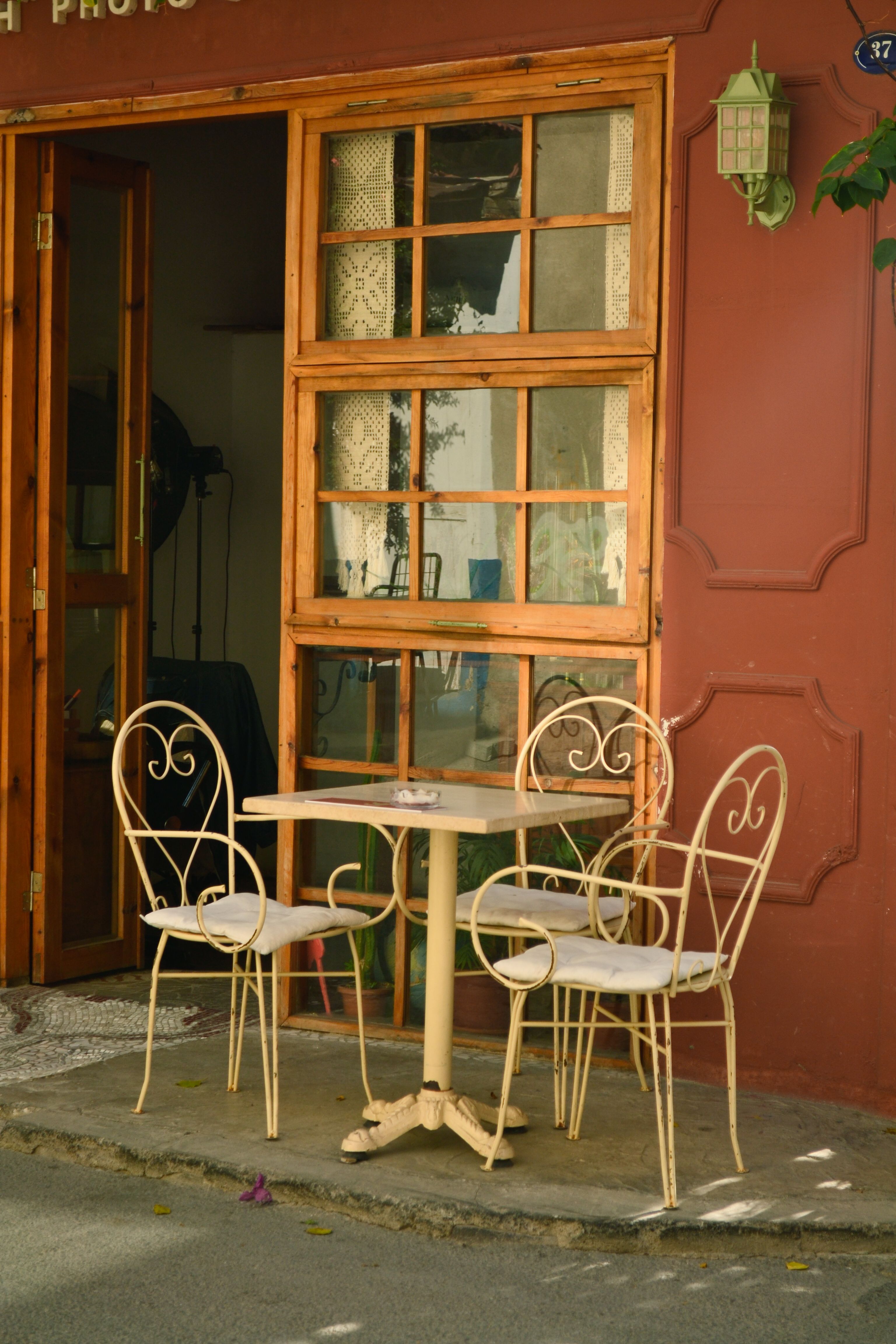 Charming Outdoor Vintage Café Setting · Free Stock Photo