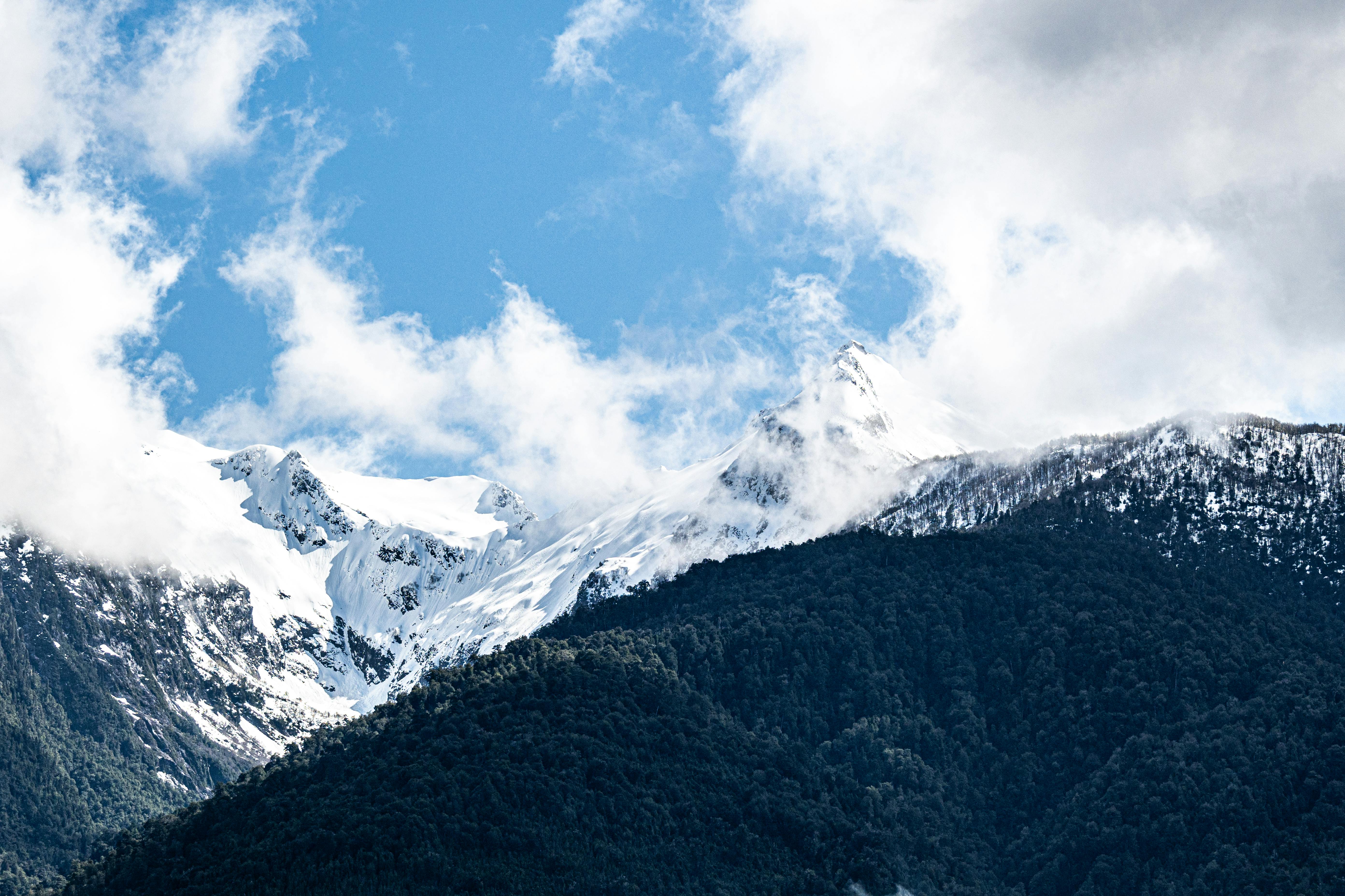 Pintorescos Picos Nevados De Las Montañas De Los Andes Chilenos · Foto ...