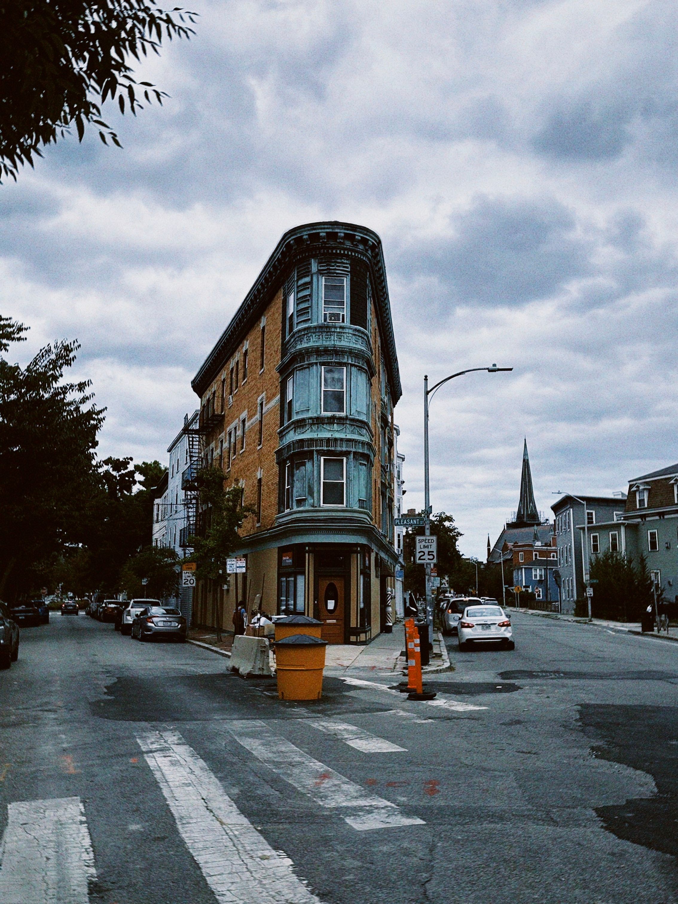 Historic Urban Street Scene with Classic Architecture · Free Stock Photo