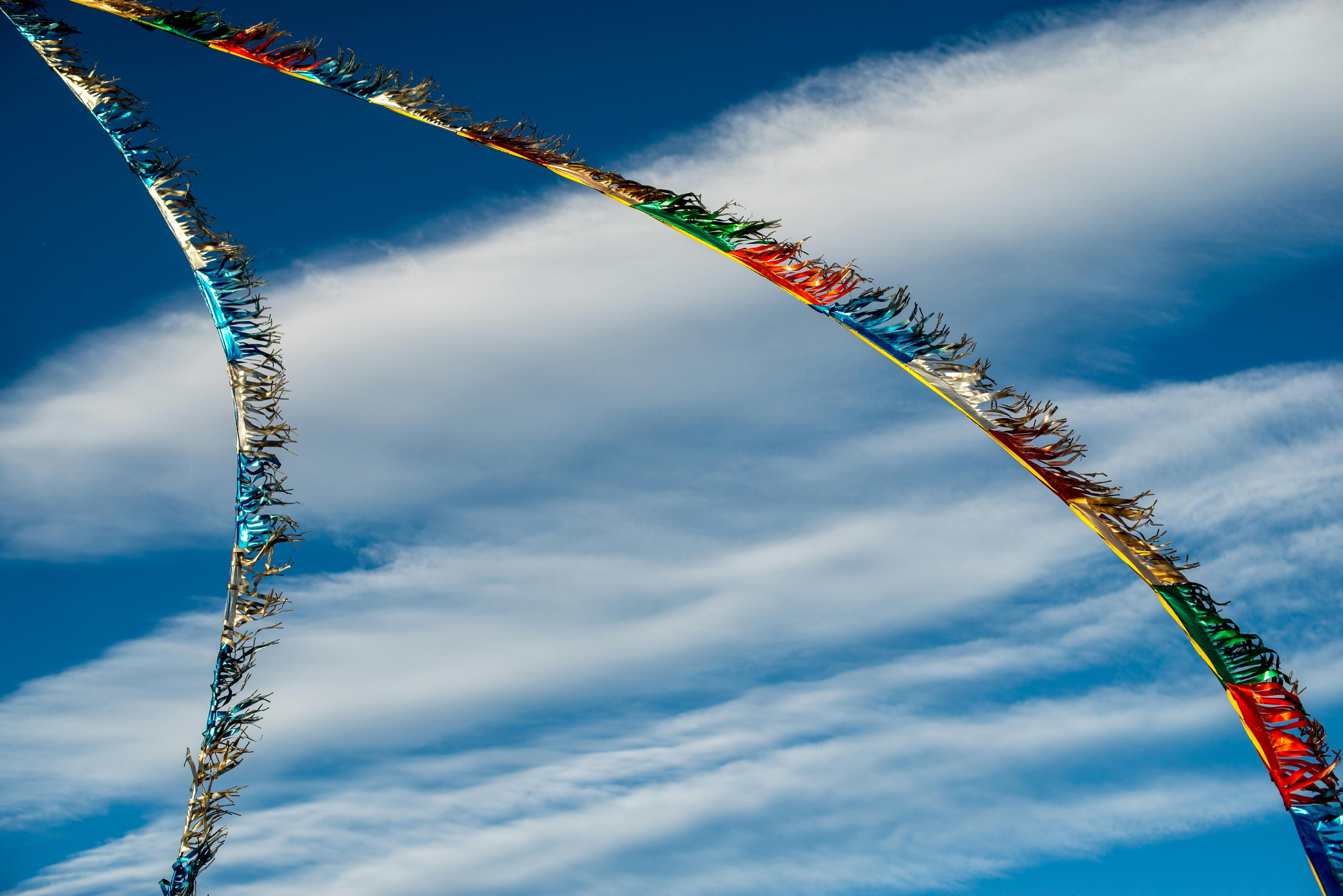 Serpentinas De Colores Contra El Cielo Azul · Foto de stock gratuita