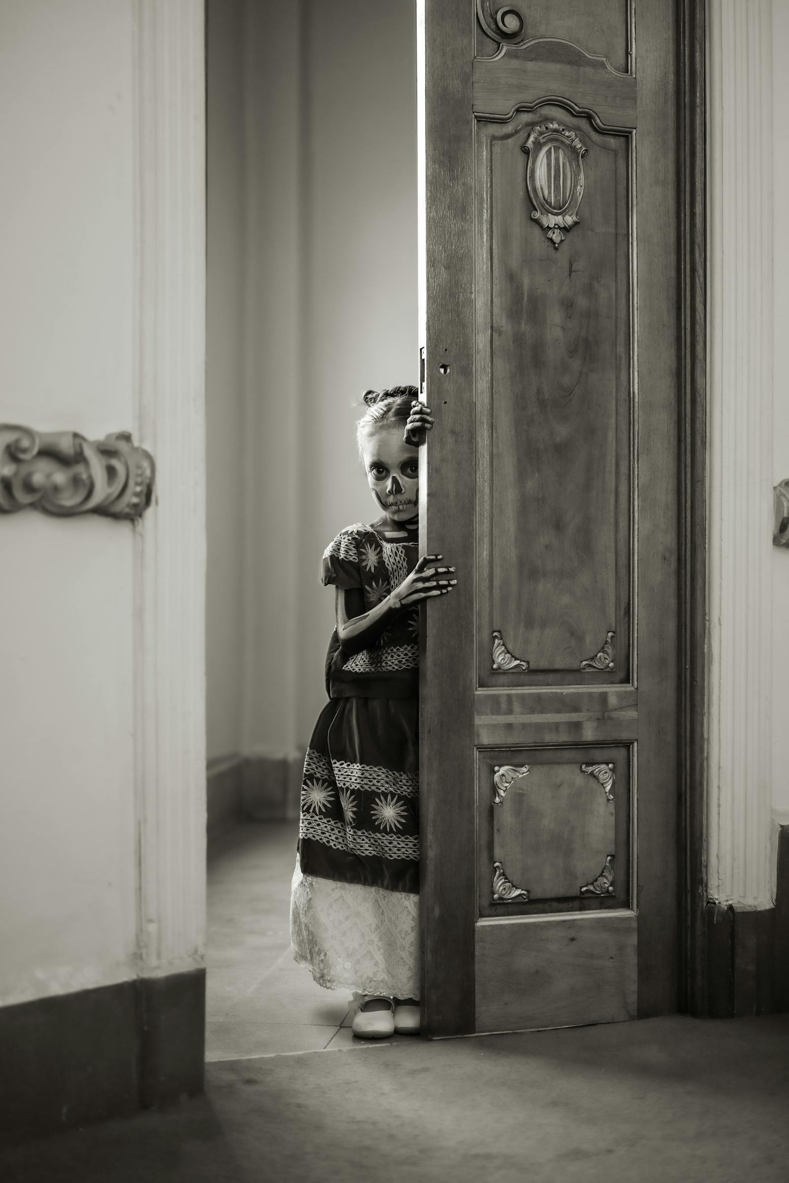 Young Girl Knocking On Door Photos, Download The BEST Free Young Girl ...