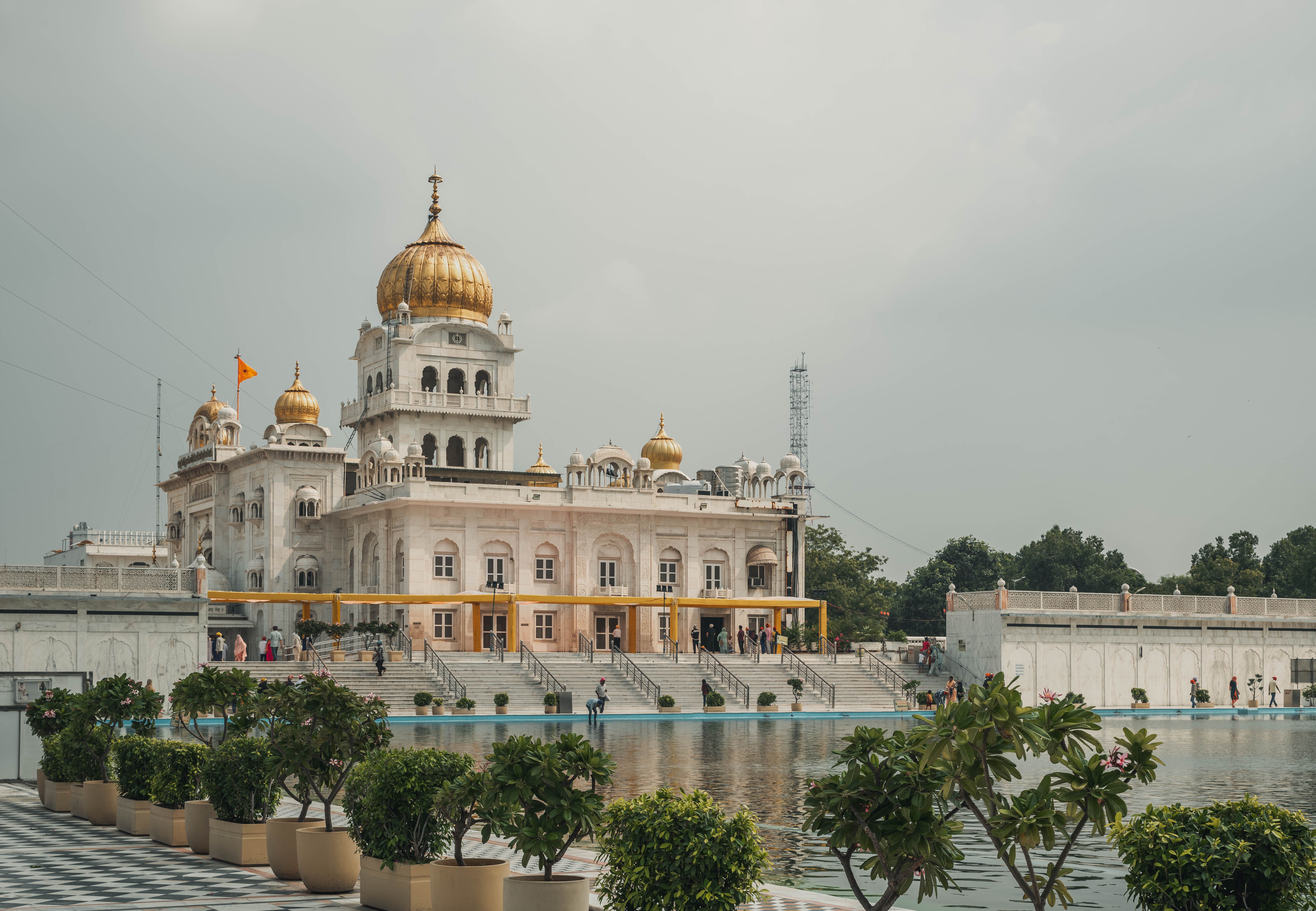 Gurdwara Bangla Sahib Es Un Famoso Gurdwara Sikh En Delhi, Conocido Por ...