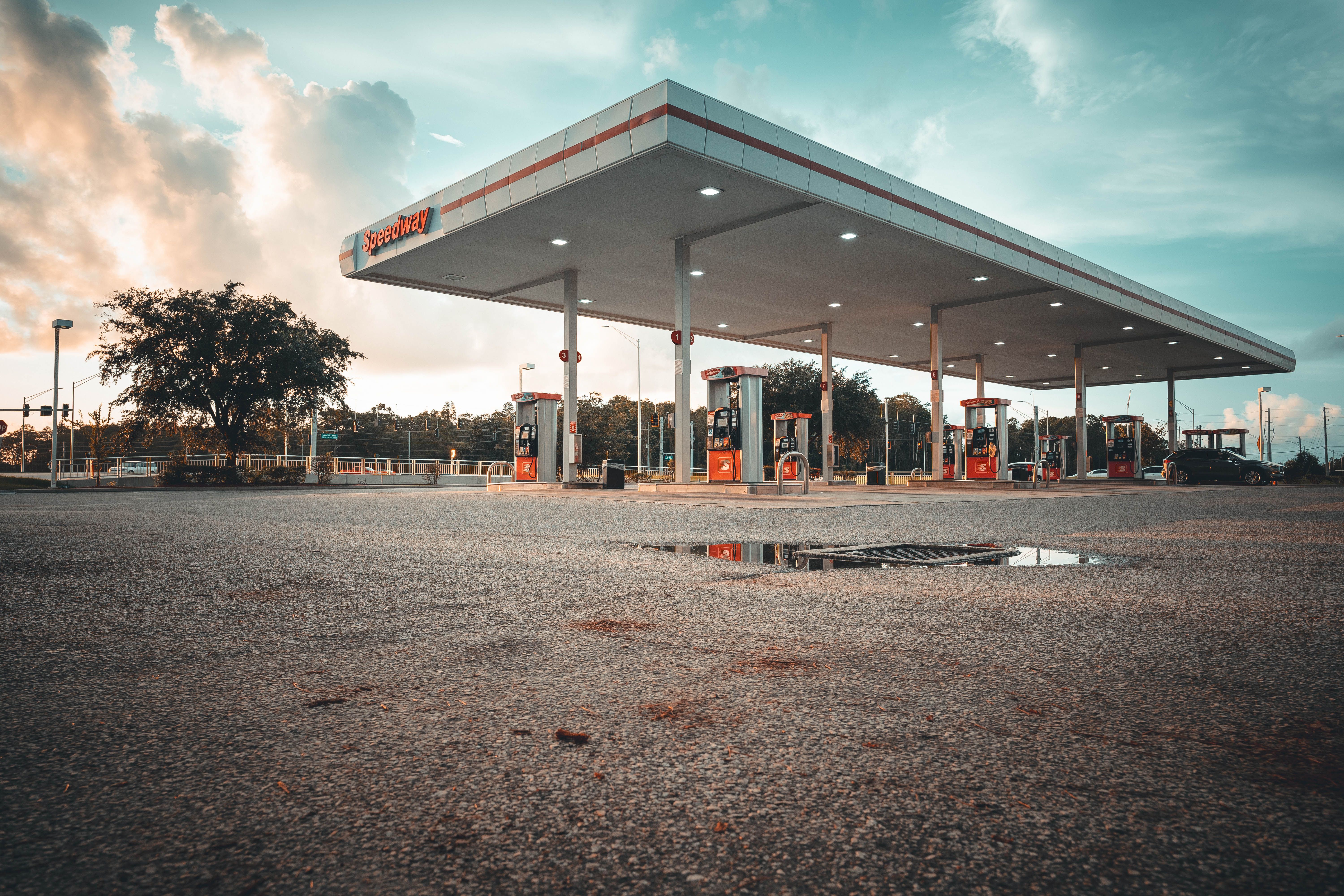 Vue Grand Angle D'une Station Service Moderne Au Crépuscule · Photo ...