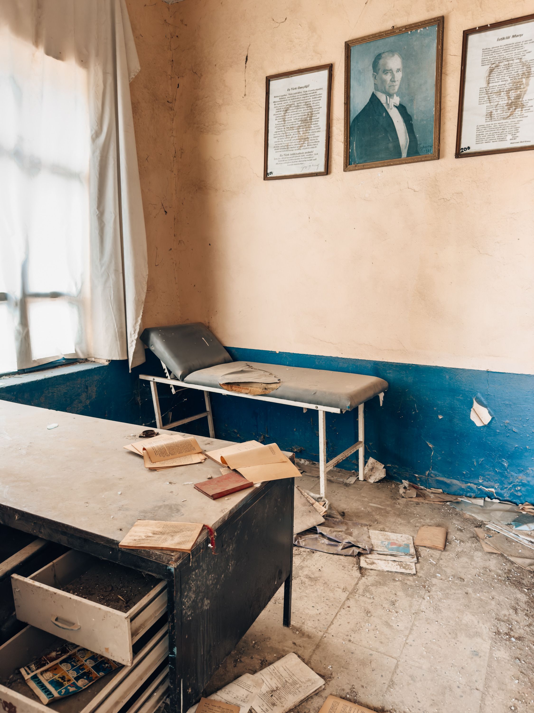 Abandoned Clinic Room with Vintage Decor · Free Stock Photo