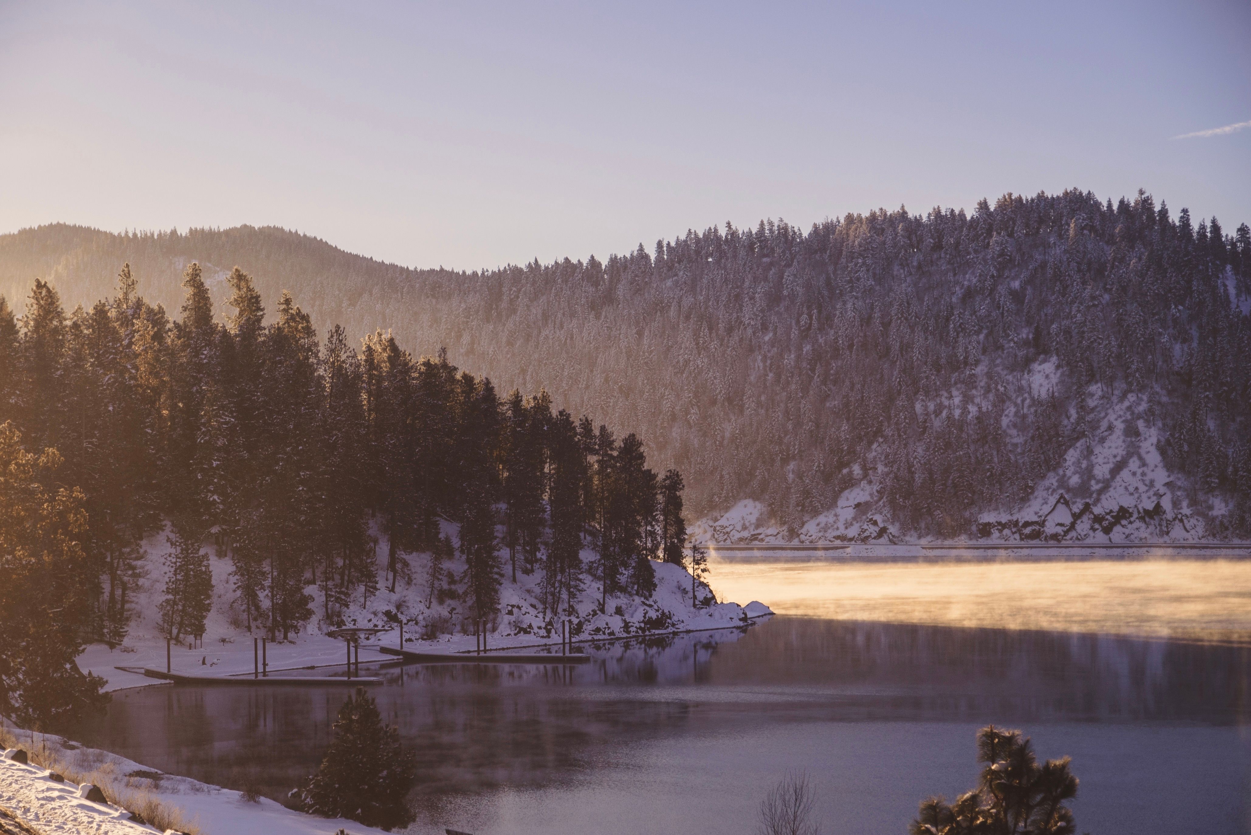 Lac D'hiver Serein Avec Vue Sur Les Montagnes Brumeuses · Photo gratuite