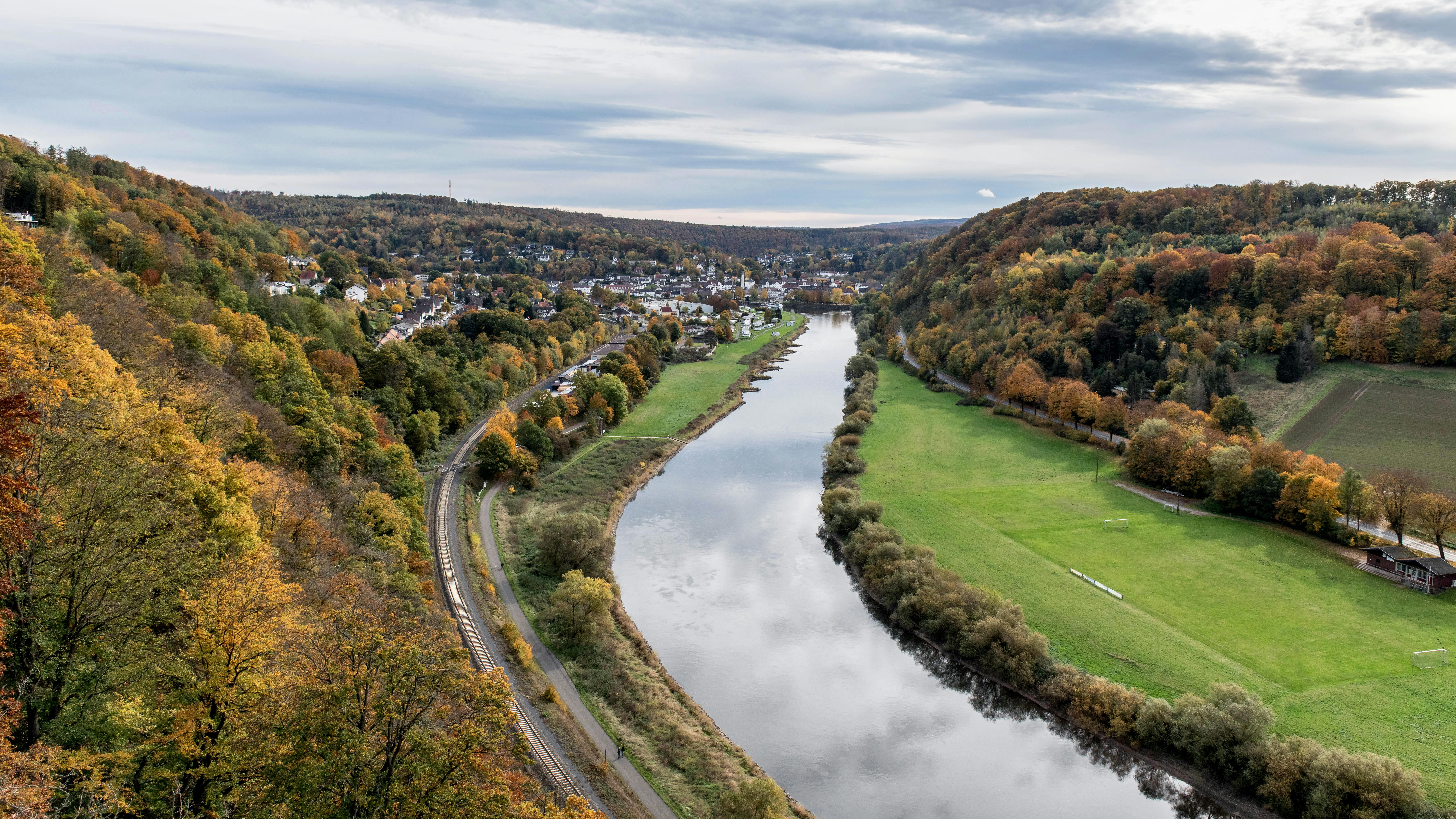 Vista Aérea Panorámica Del Río Weser En Otoño · Foto de stock gratuita