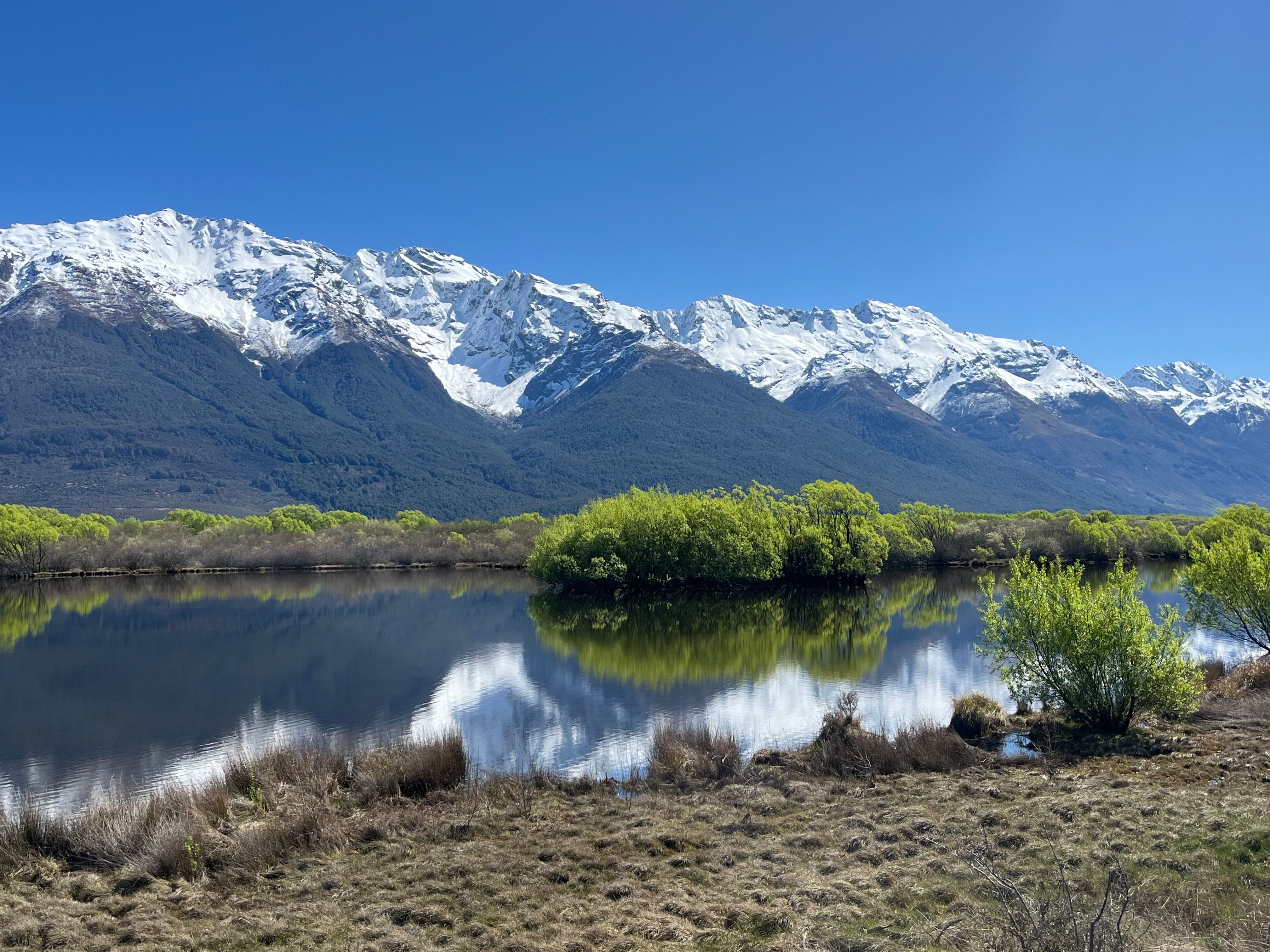 Montañas Cubiertas De Nieve Que Se Reflejan En Un Lago · Foto de stock ...