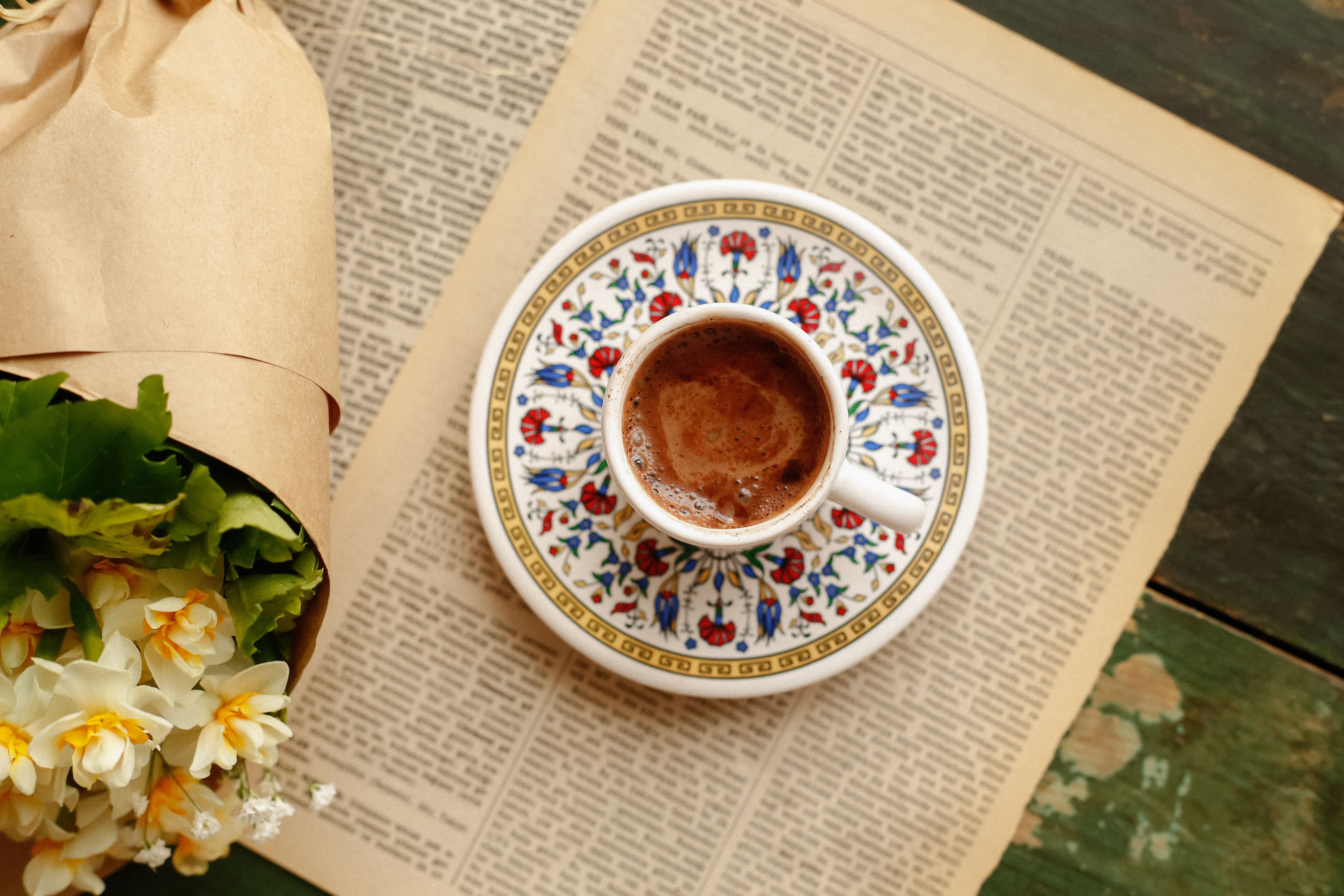 Café Elegante Sobre Periódico Con Flores · Foto de stock gratuita