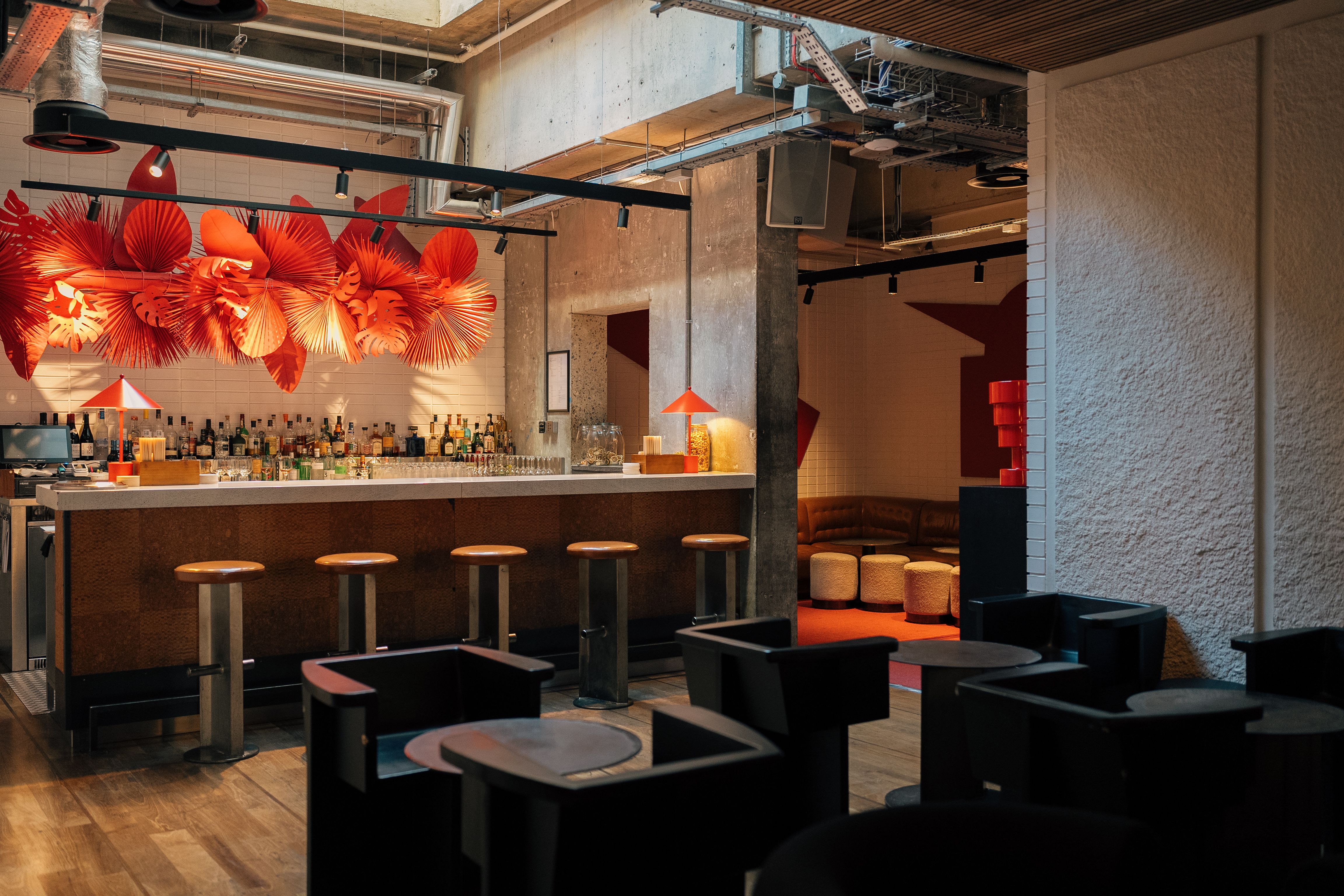 Interior Bar Modern Yang Trendi Dengan Pencahayaan Unik · Foto Stok Gratis