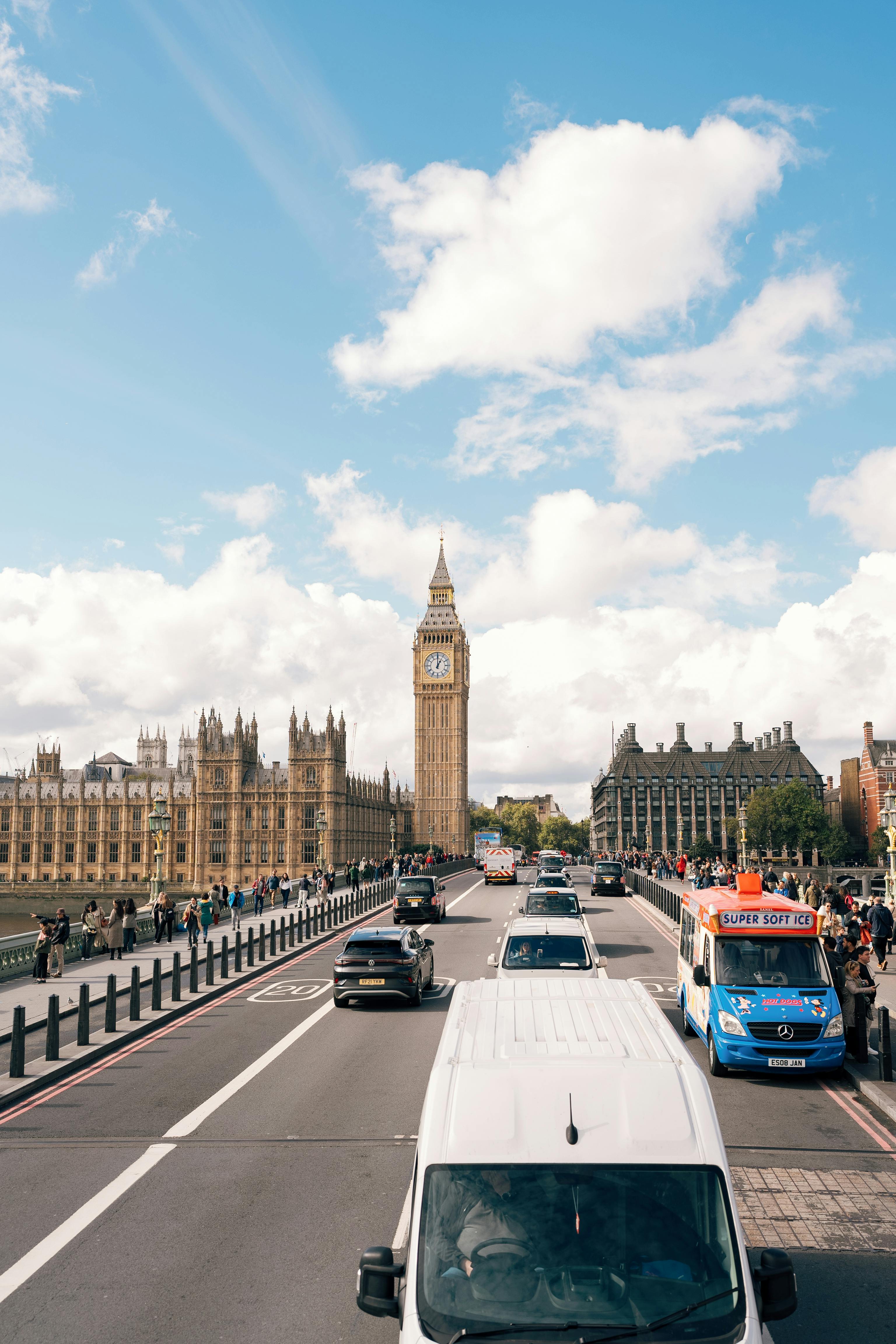 Westminster Bridge view with Big Ben and traffic · Free Stock Photo