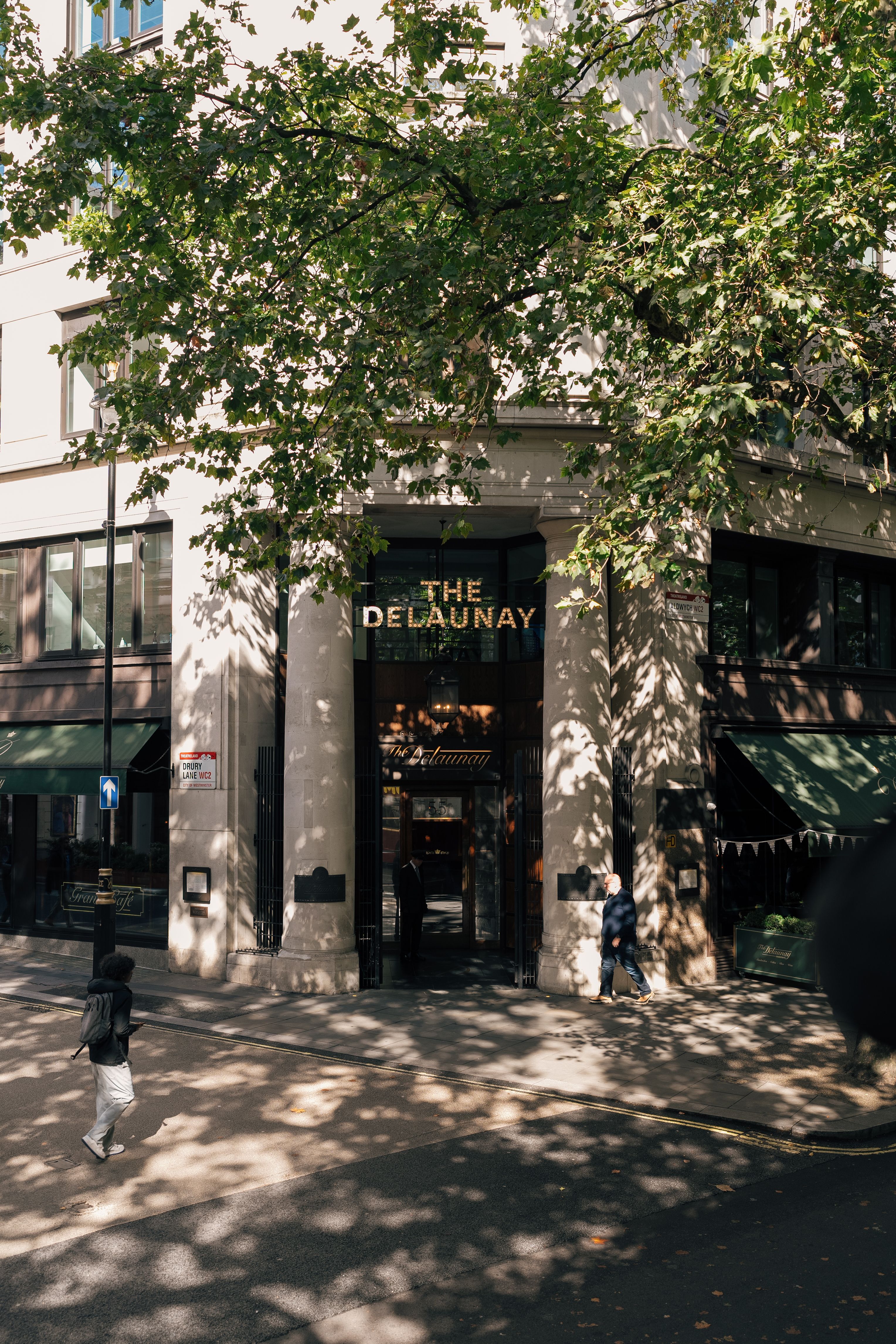 The Delaunay Entrance on a Sunny Day · Free Stock Photo