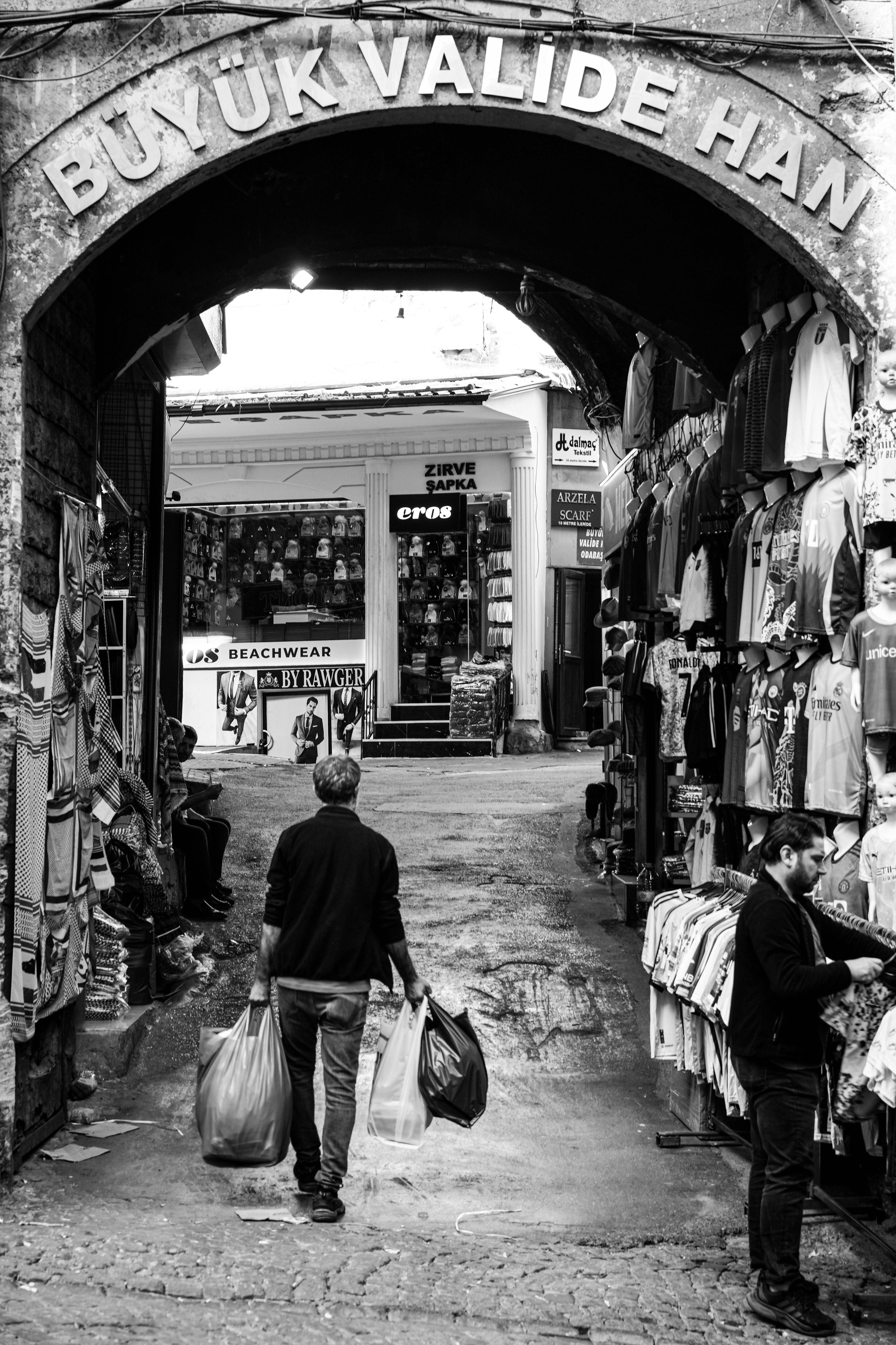 Bustling Street Scene at Büyük Valide Han, Istanbul · Free Stock Photo