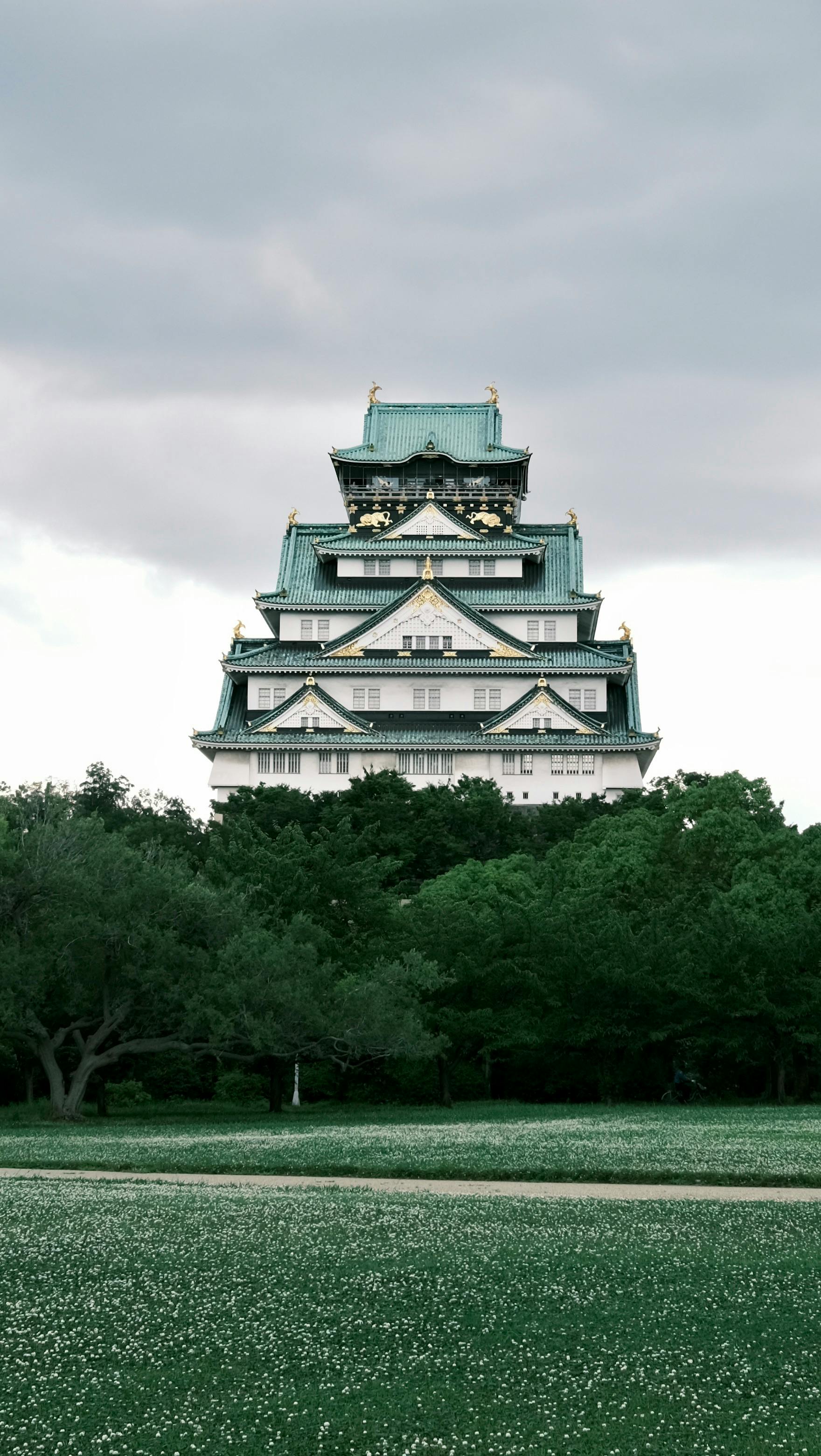Edificio Del Castillo Verde Y Blanco Cerca Del Cuerpo De Agua · Foto de ...