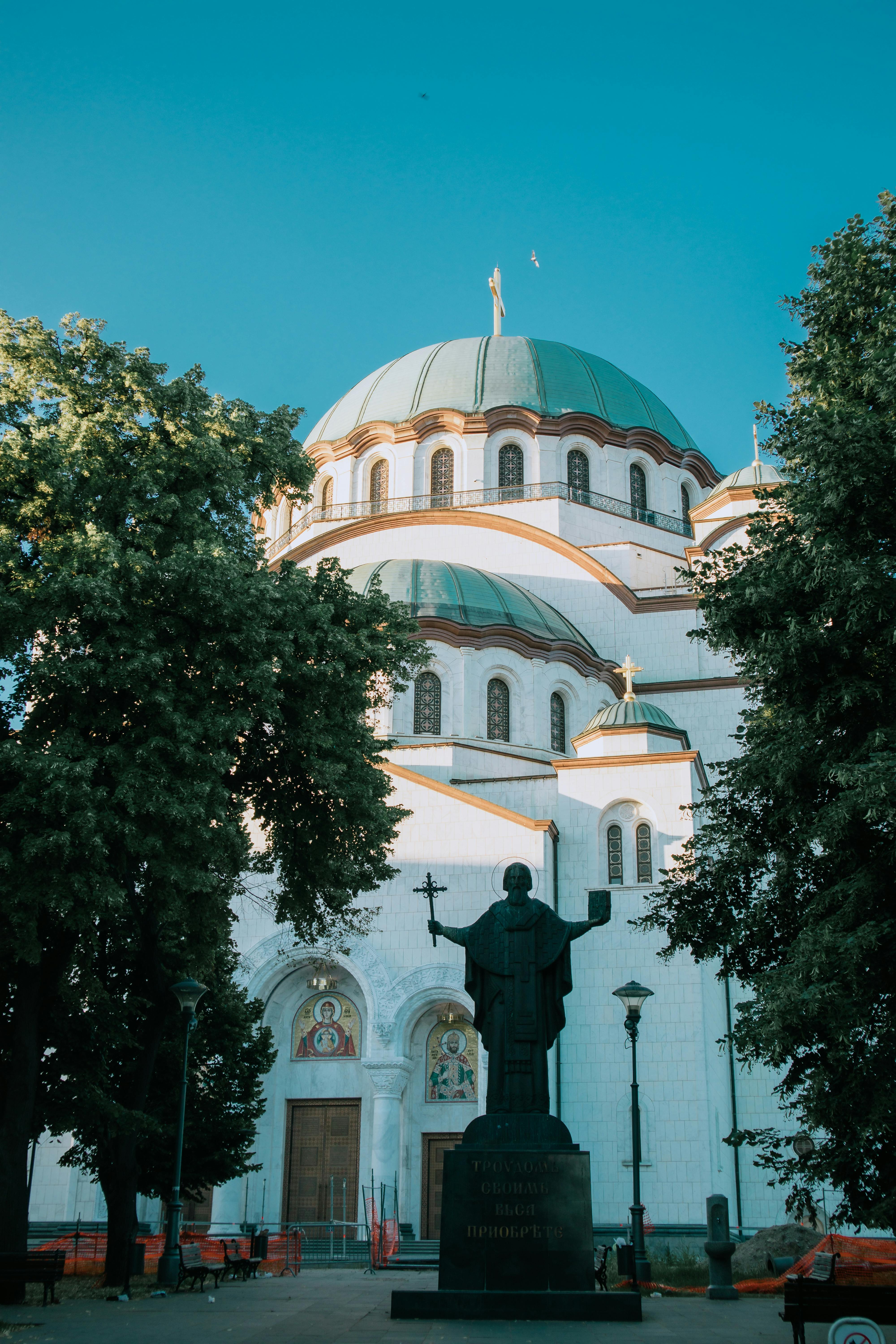 Templo De San Sava Con Estatua Durante El Día · Foto de stock gratuita
