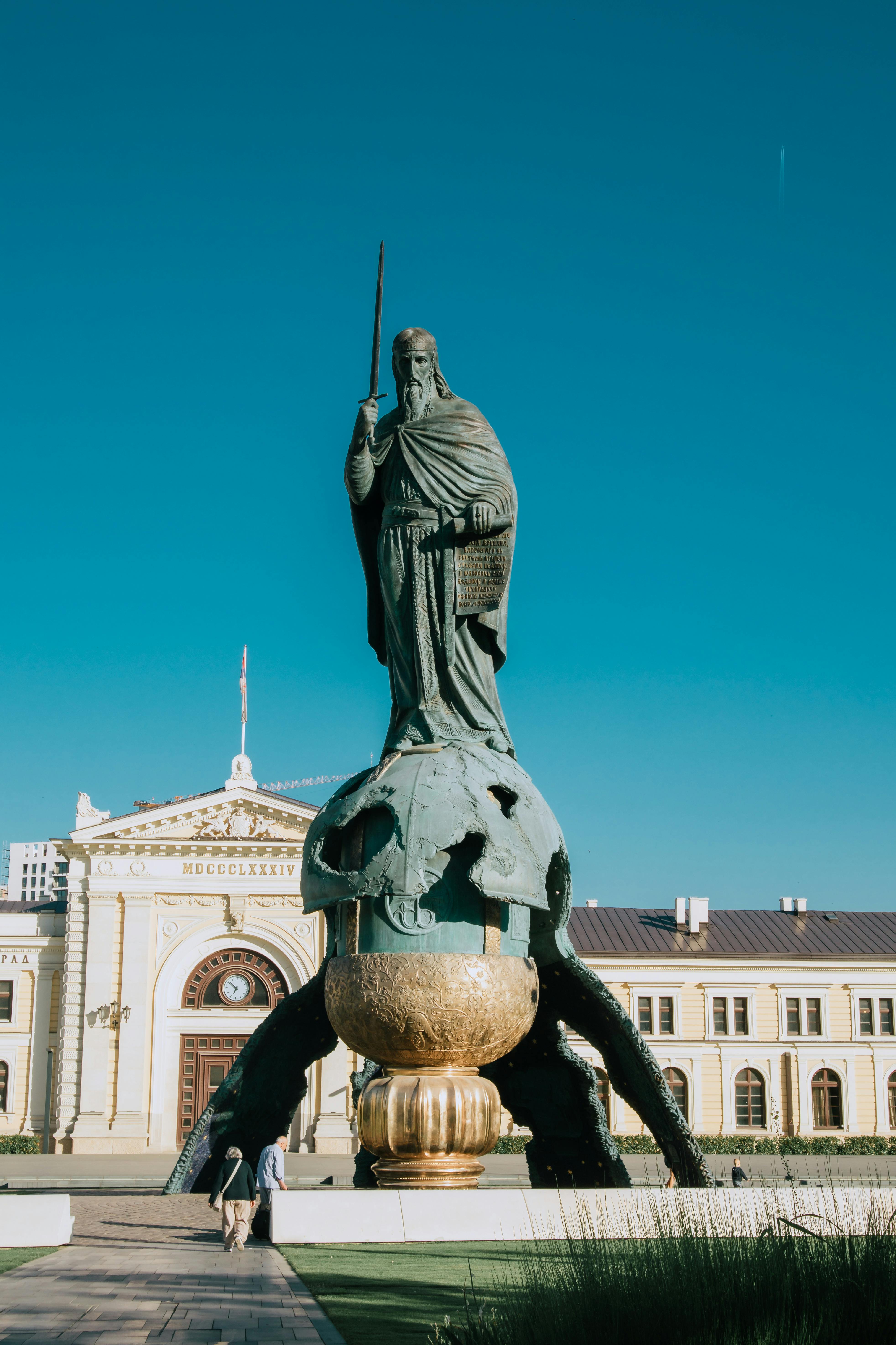 Majestic Statue in Historical Urban Setting · Free Stock Photo
