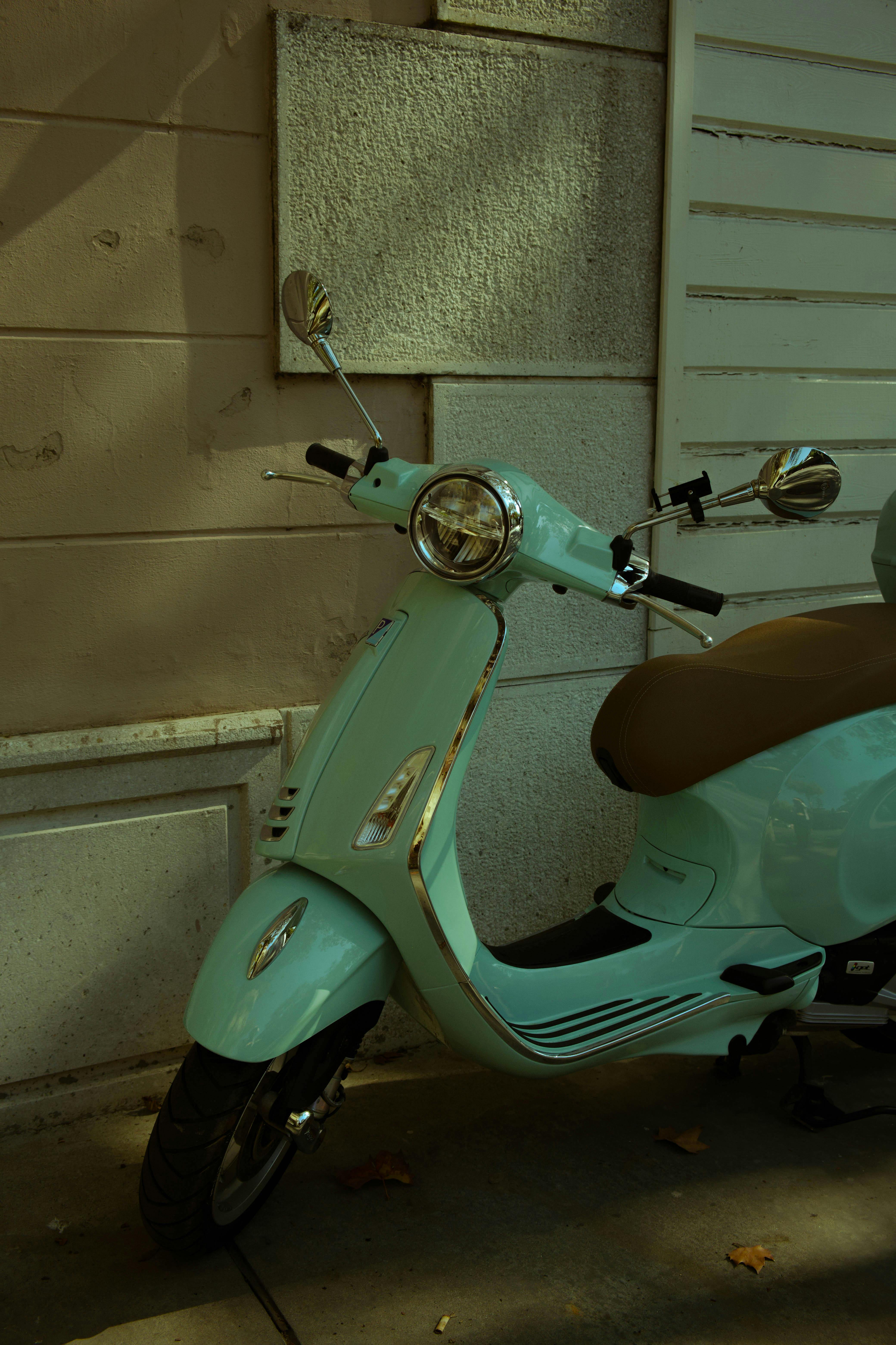 Charming Vintage-Style Scooter in İstanbul Street · Free Stock Photo