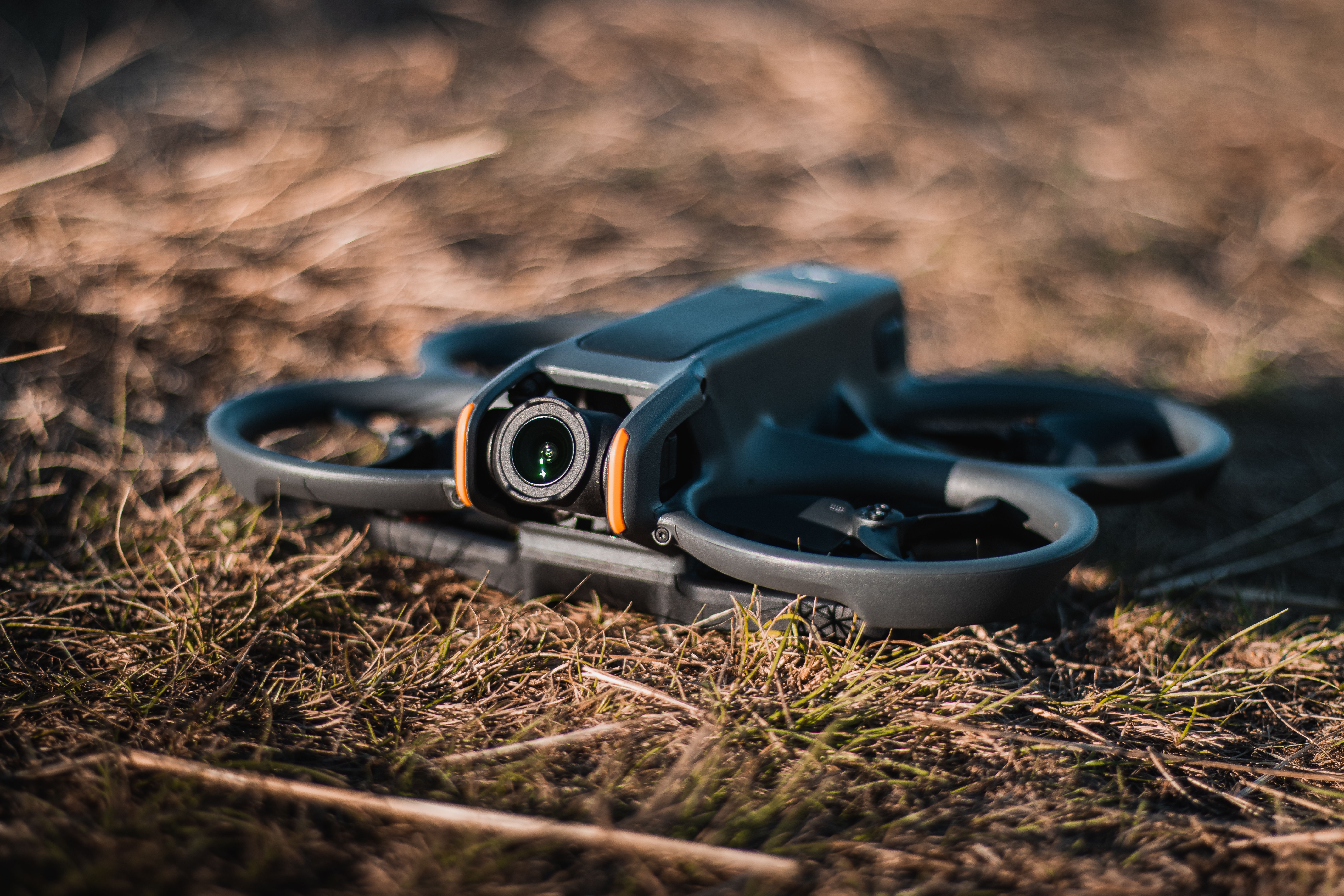 Primer Plano De Un Dron Dji Sobre Hierba Seca En Un Entorno Natural Al ...