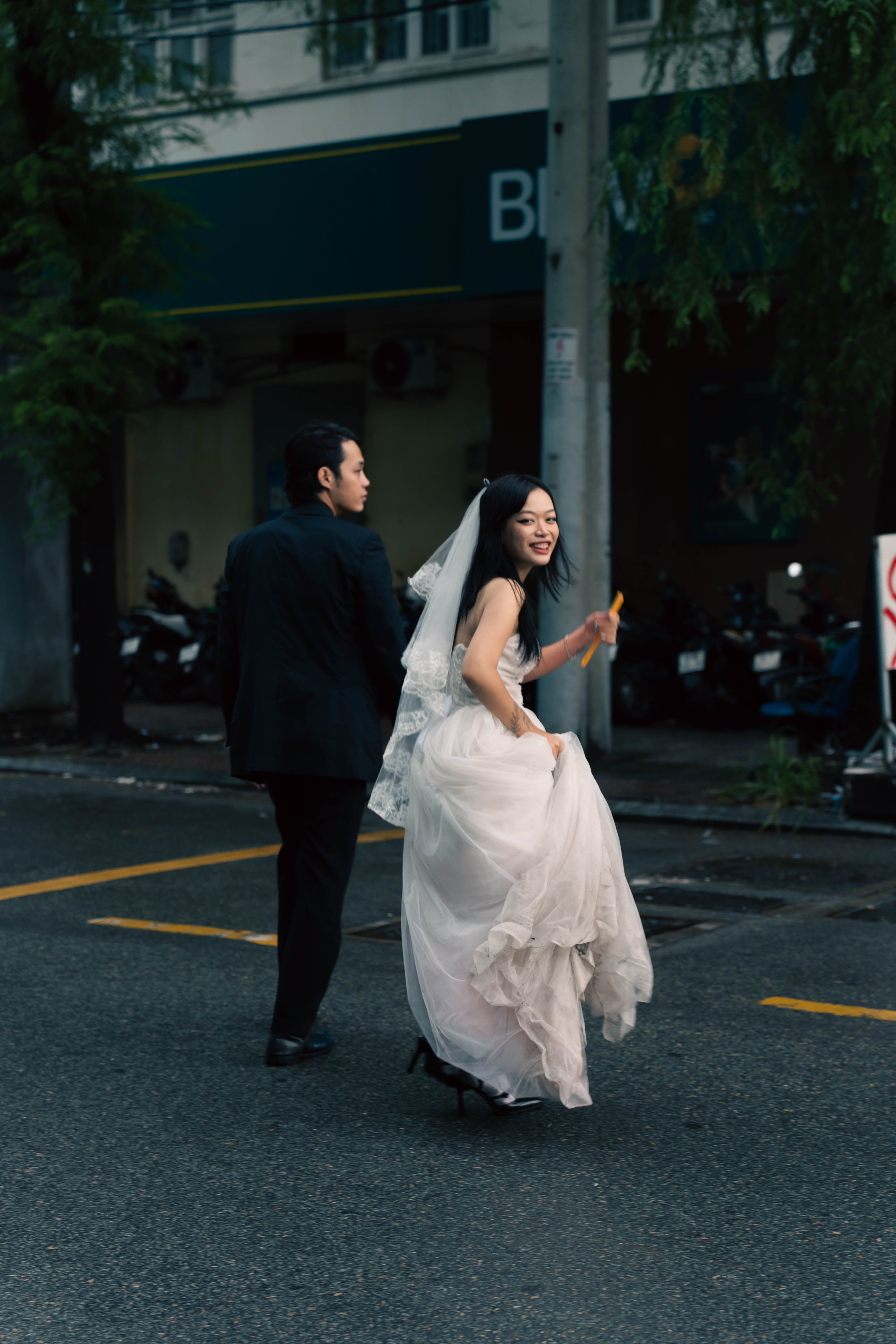 Pareja De Novios Caminando Al Aire Libre · Foto de stock gratuita
