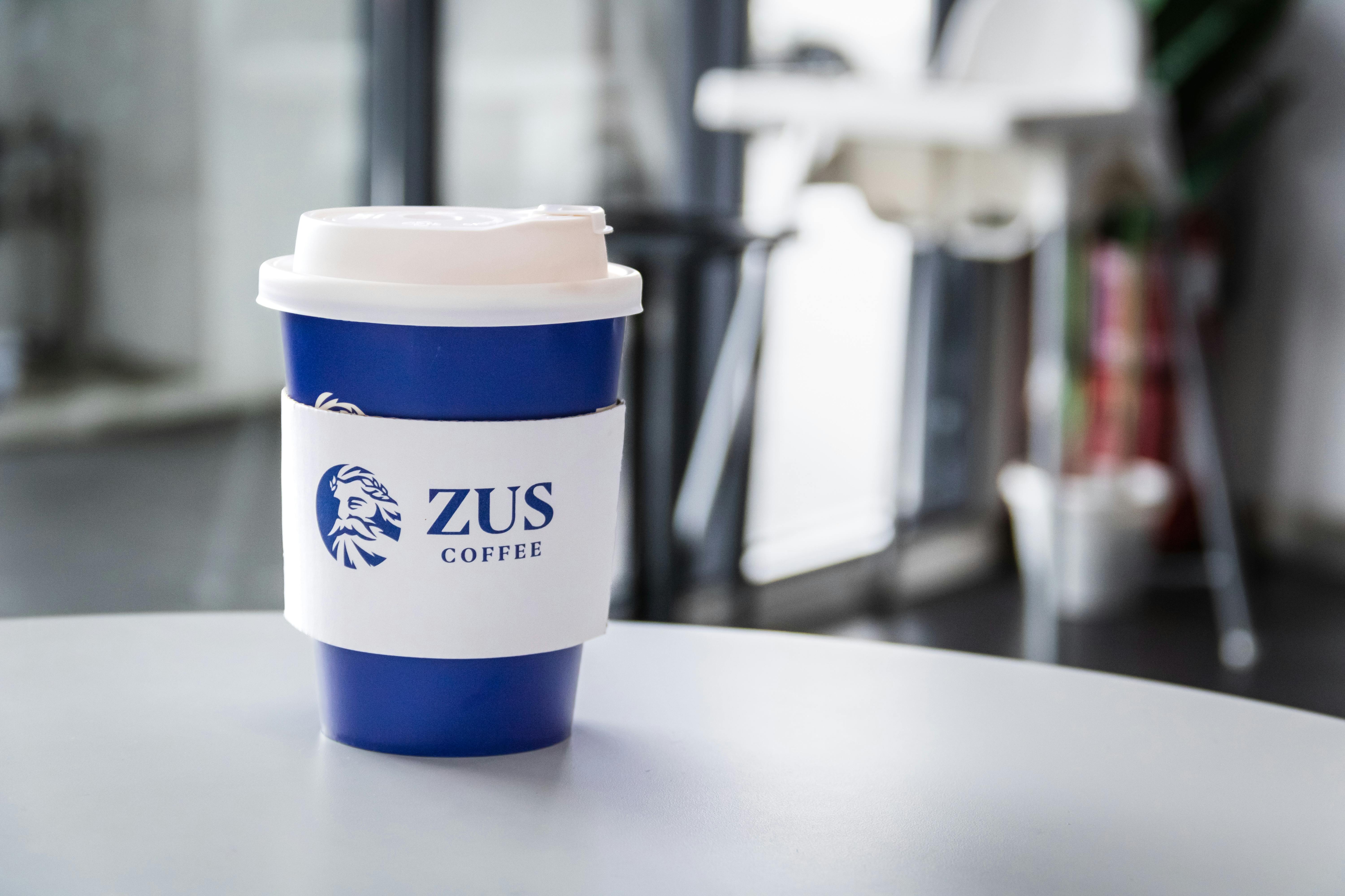 Taza De Café Azul Sobre La Mesa Del Café · Foto de stock gratuita