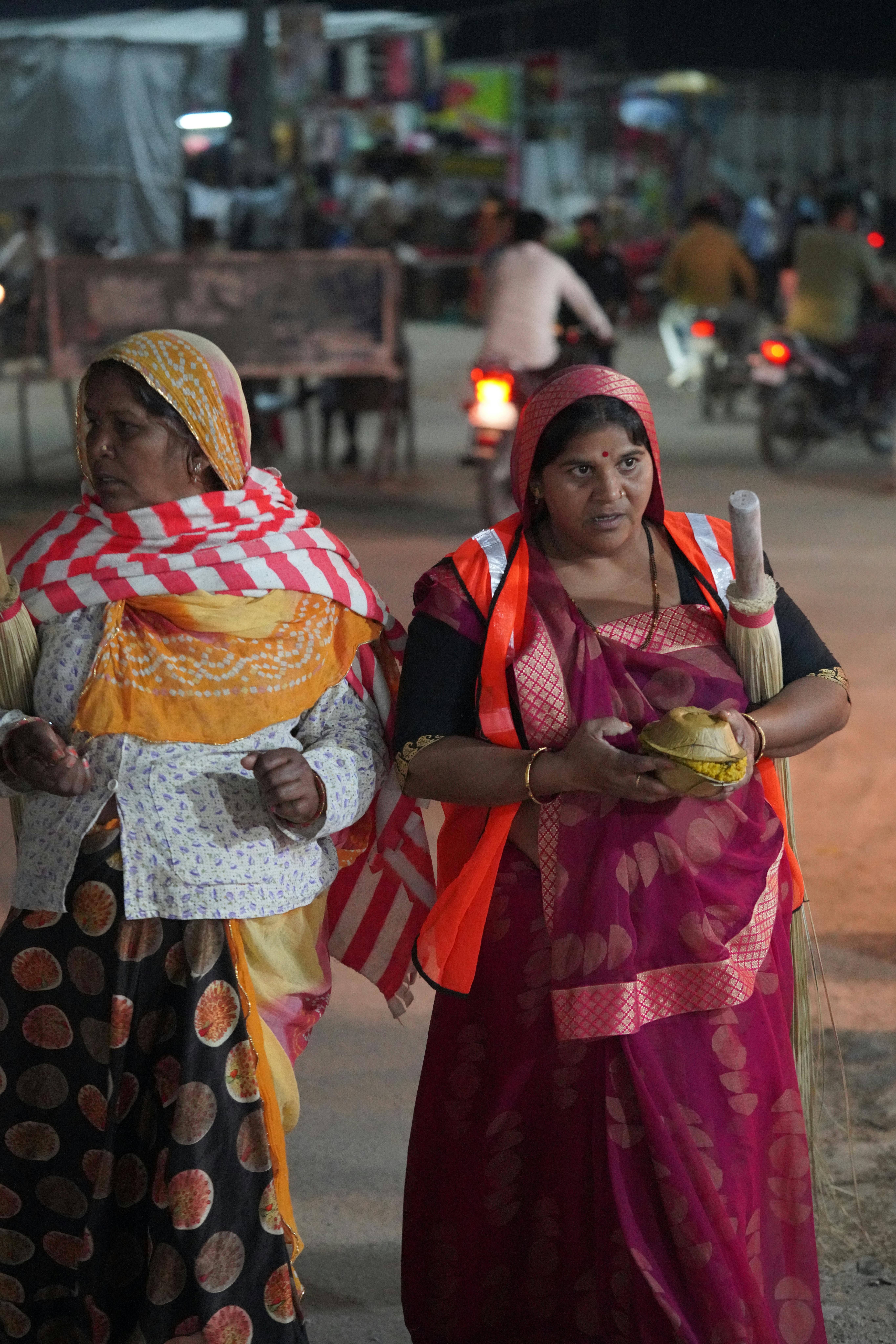 Mujeres Con Saris Tradicionales En El Mercado Nocturno · Foto de stock ...